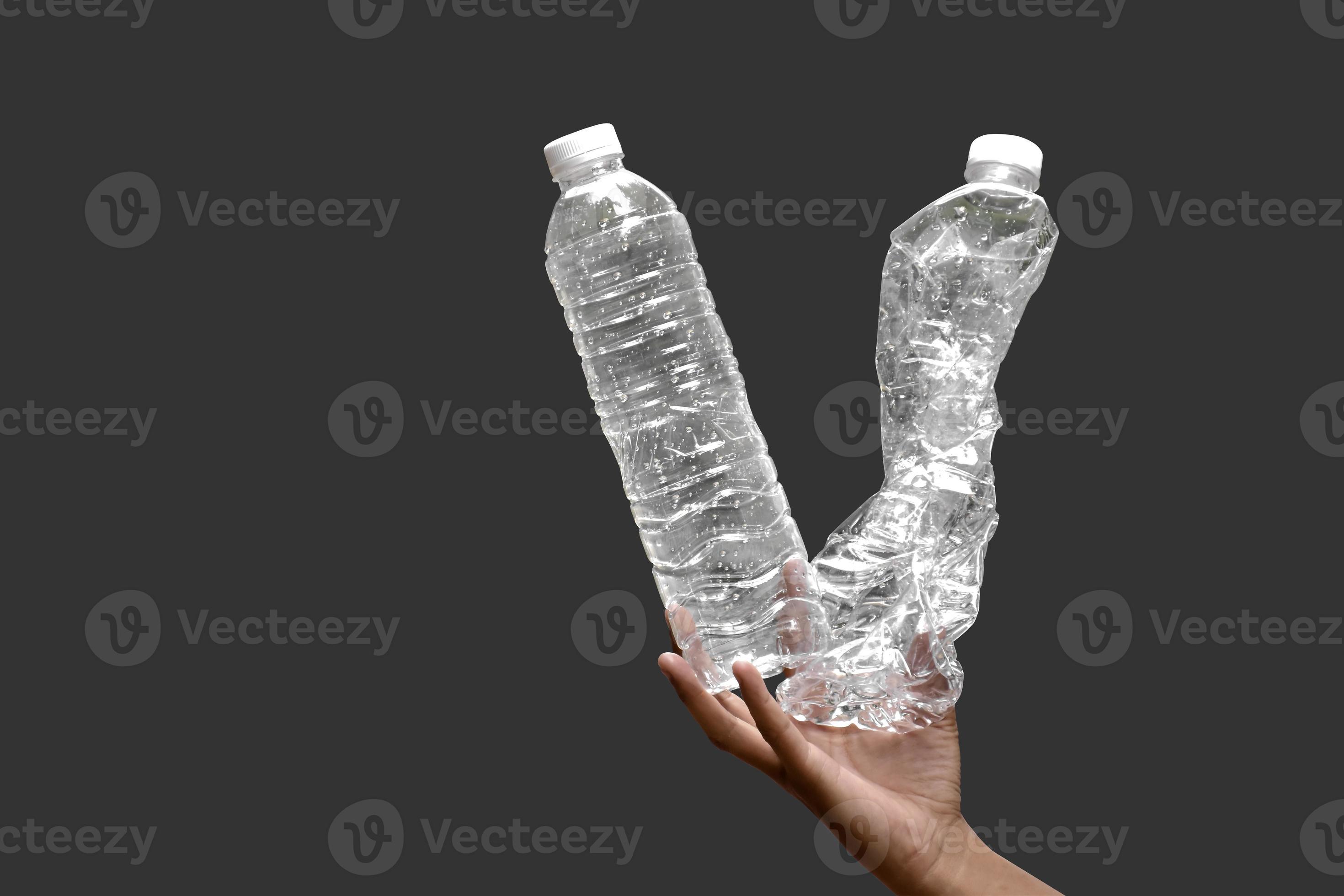 Dar Botellas De Plástico Para Reciclar Reutilizar Y Reducir Objetos Para Reducir La Basura Y