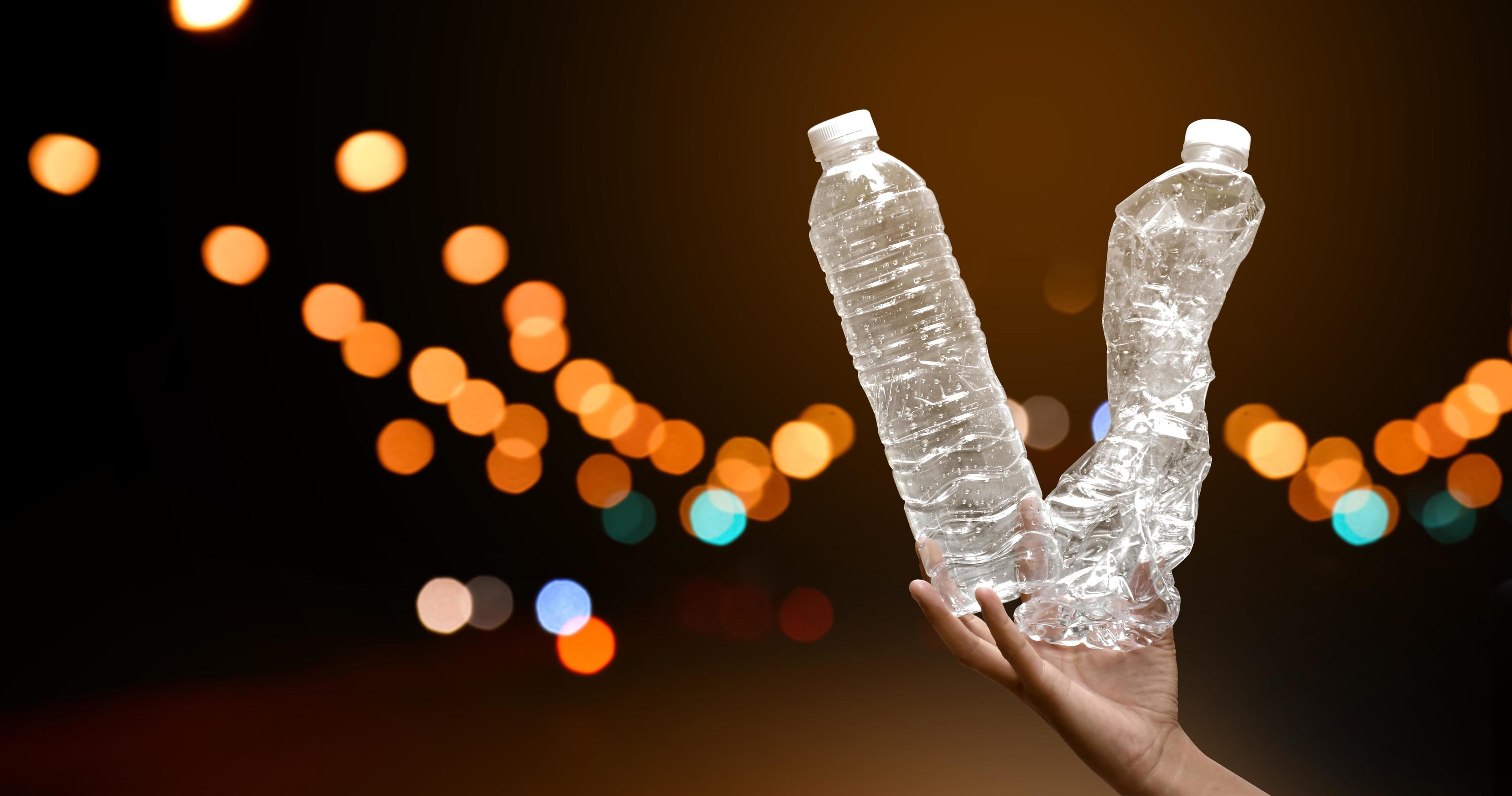 Dar Botellas De Plástico Para Reciclar Reutilizar Y Reducir Objetos Para Reducir La Basura Y