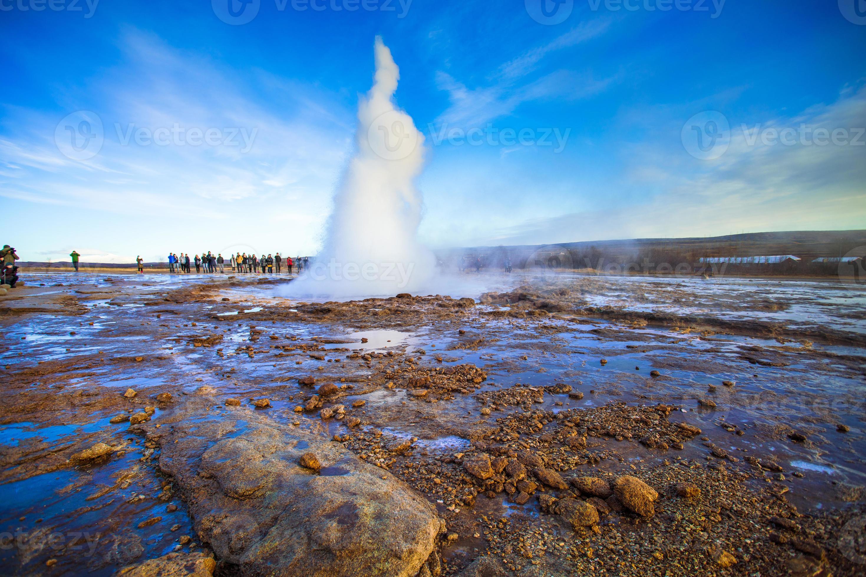 strokkur, uno de los géiseres más famosos ubicado en un área geotérmica junto al río hvita en la ...
