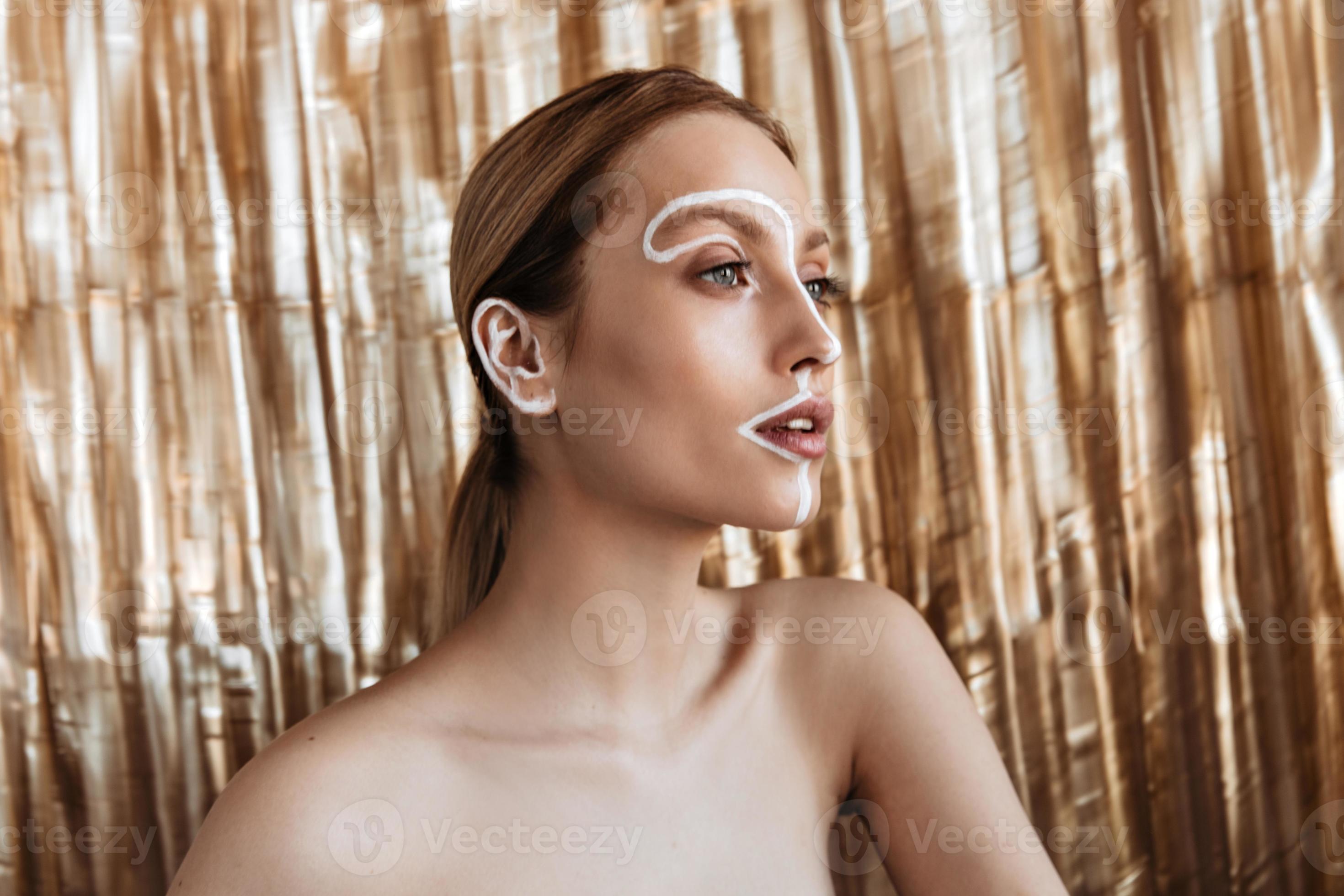 Retrato De Una Mujer Joven Con Los Hombros Desnudos Y Rayas Blancas Pintadas En La Cara Y El