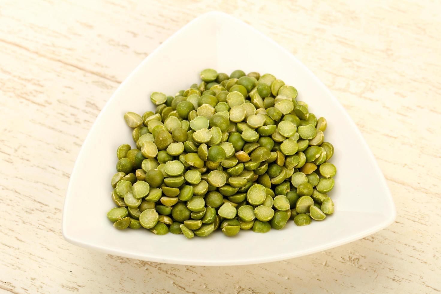 Green peas in a bowl on wooden background 12783334 Stock Photo at Vecteezy