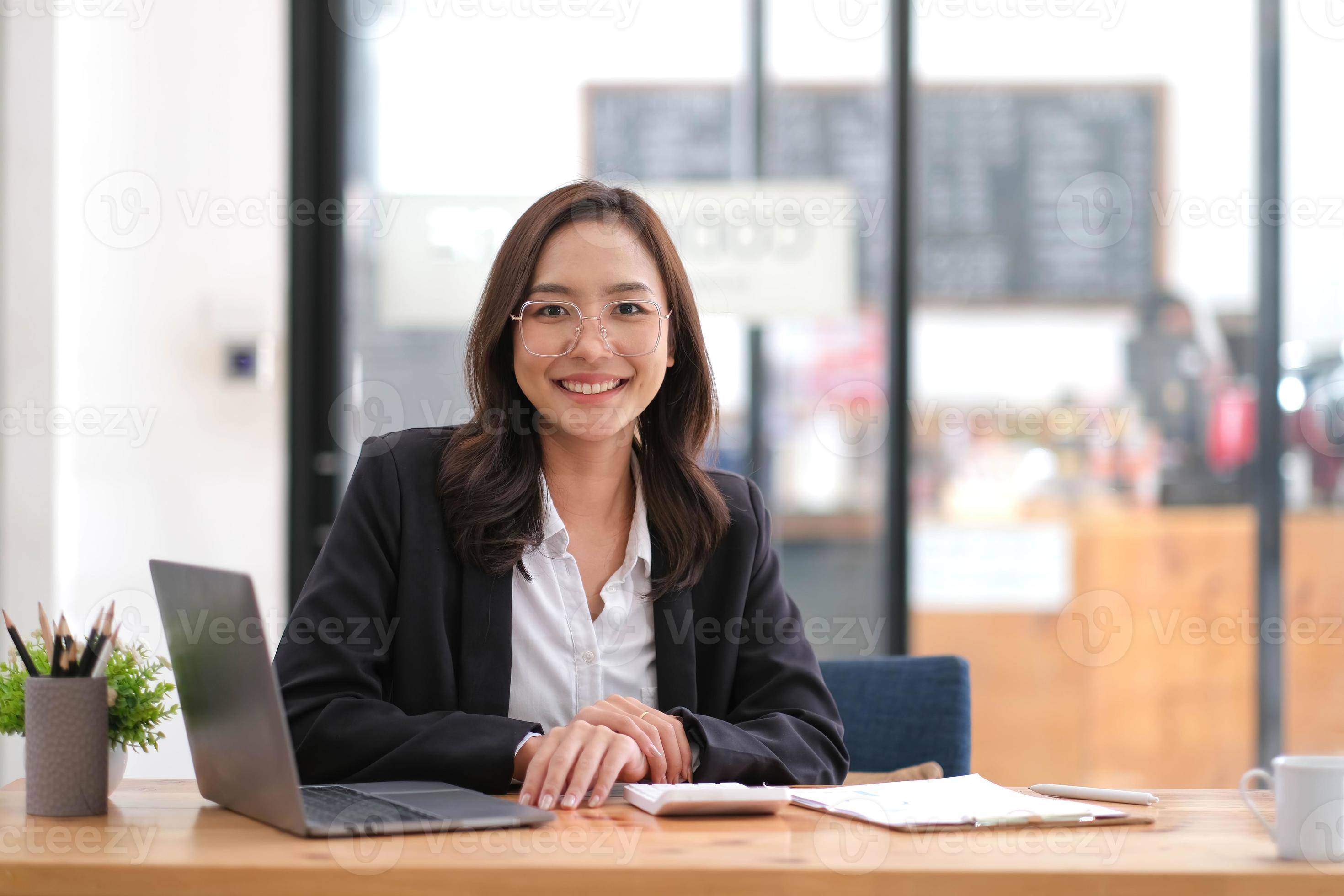 Portrait of smiling beautiful business asian woman with working in ...