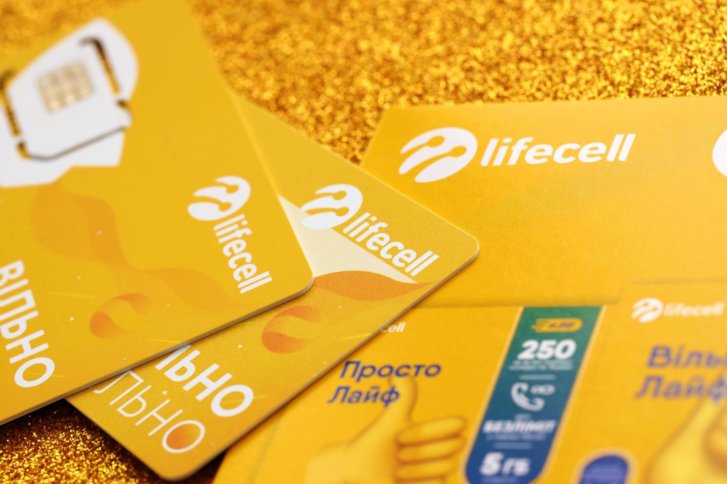 ternopil, ucrania - 5 de julio de 2022 nueva tarjeta sim lifecell con contrato gratuito sobre ...