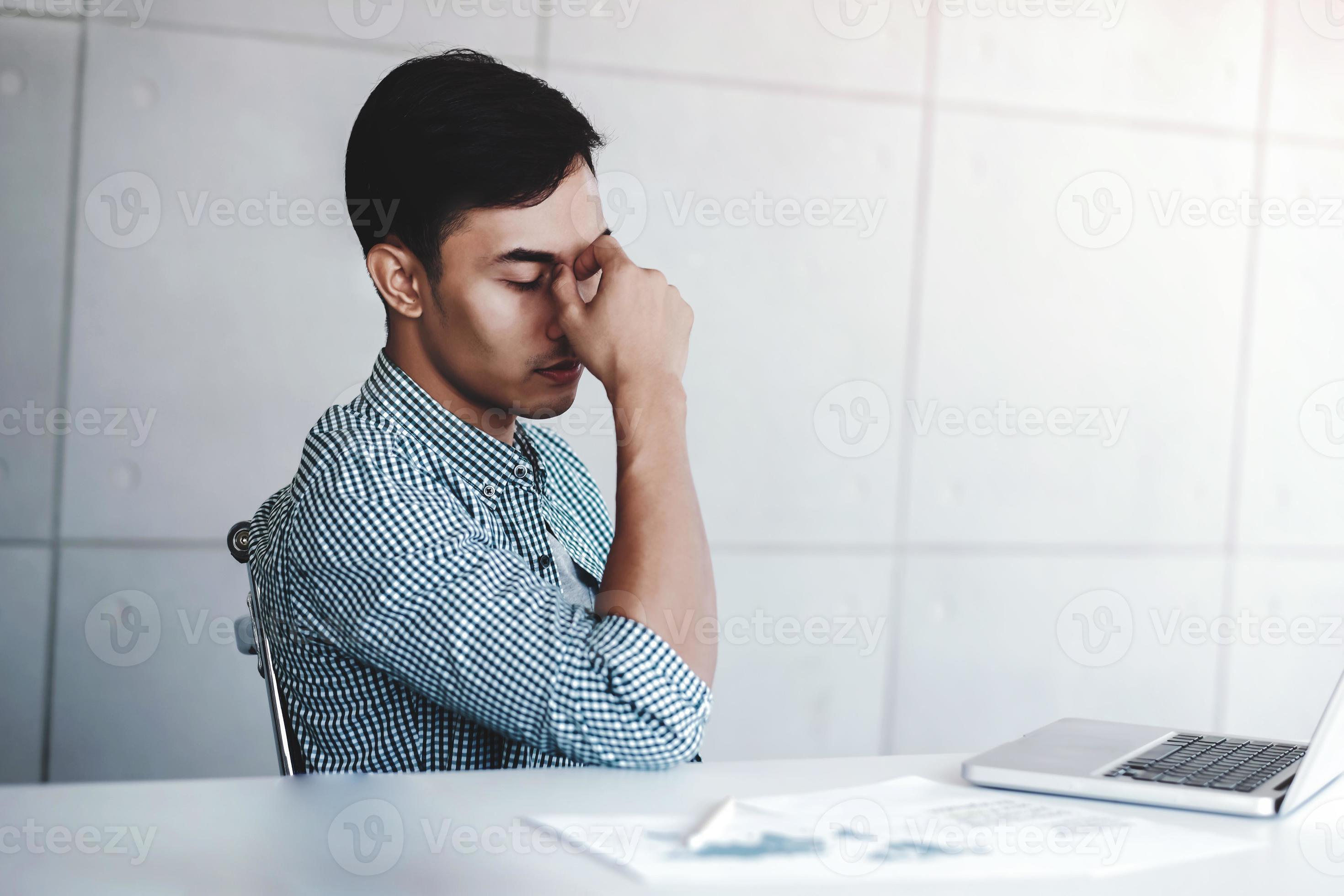 cansado y estresado joven empresario sentado en el escritorio en la ...