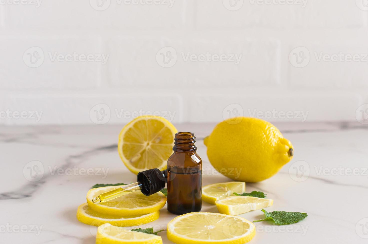 aceite facial hidratante con extracto de cítricos sobre el fondo de ... aceite facial hidratante con extracto de cítricos sobre el fondo de ...