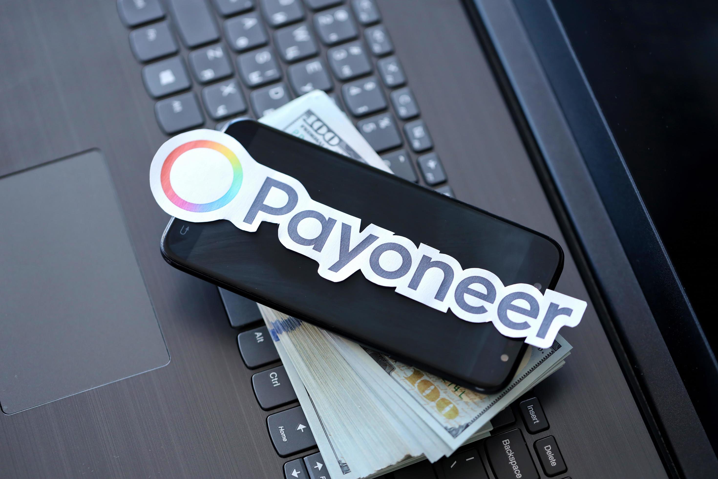 ternopil, ucrania - 6 de septiembre de 2022, el logotipo de papel de payoneer se encuentra en ...