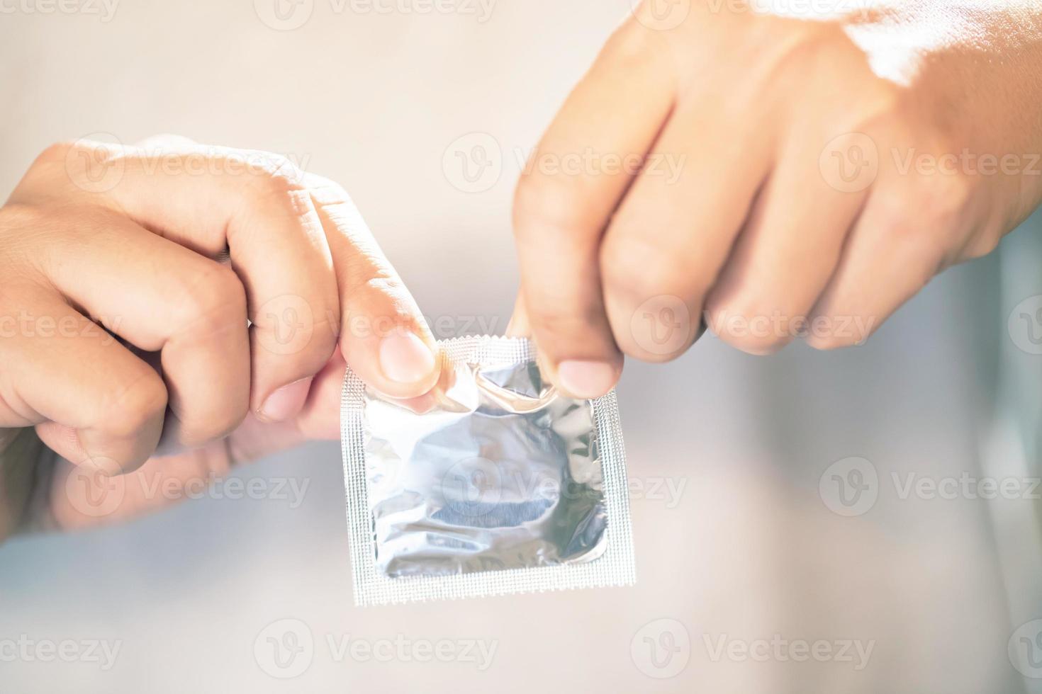 concéntrese en la mano, la mujer joven usa condones antes de tener ... concéntrese en la mano, la mujer joven usa condones antes de tener ...