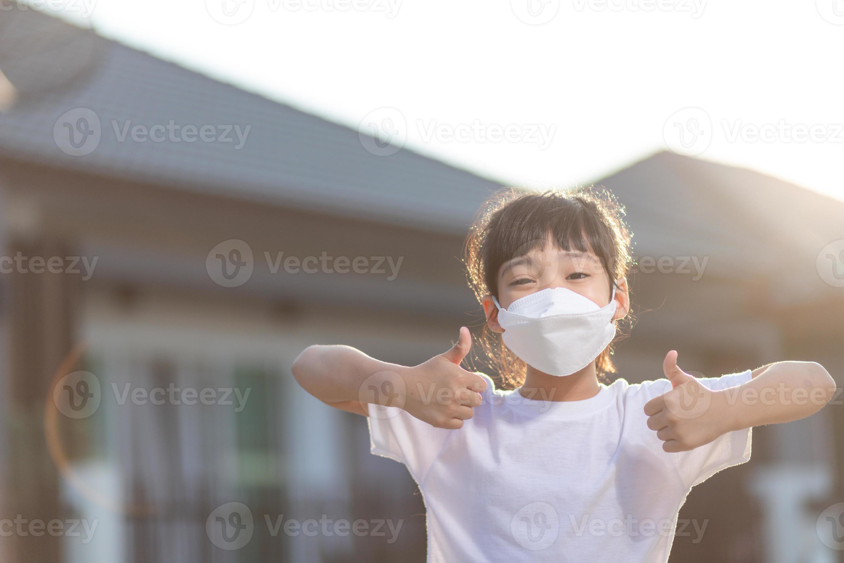 coronavirus covid-19 pm2.5.educación en línea.pequeña niña china con mascarilla muestra el ...