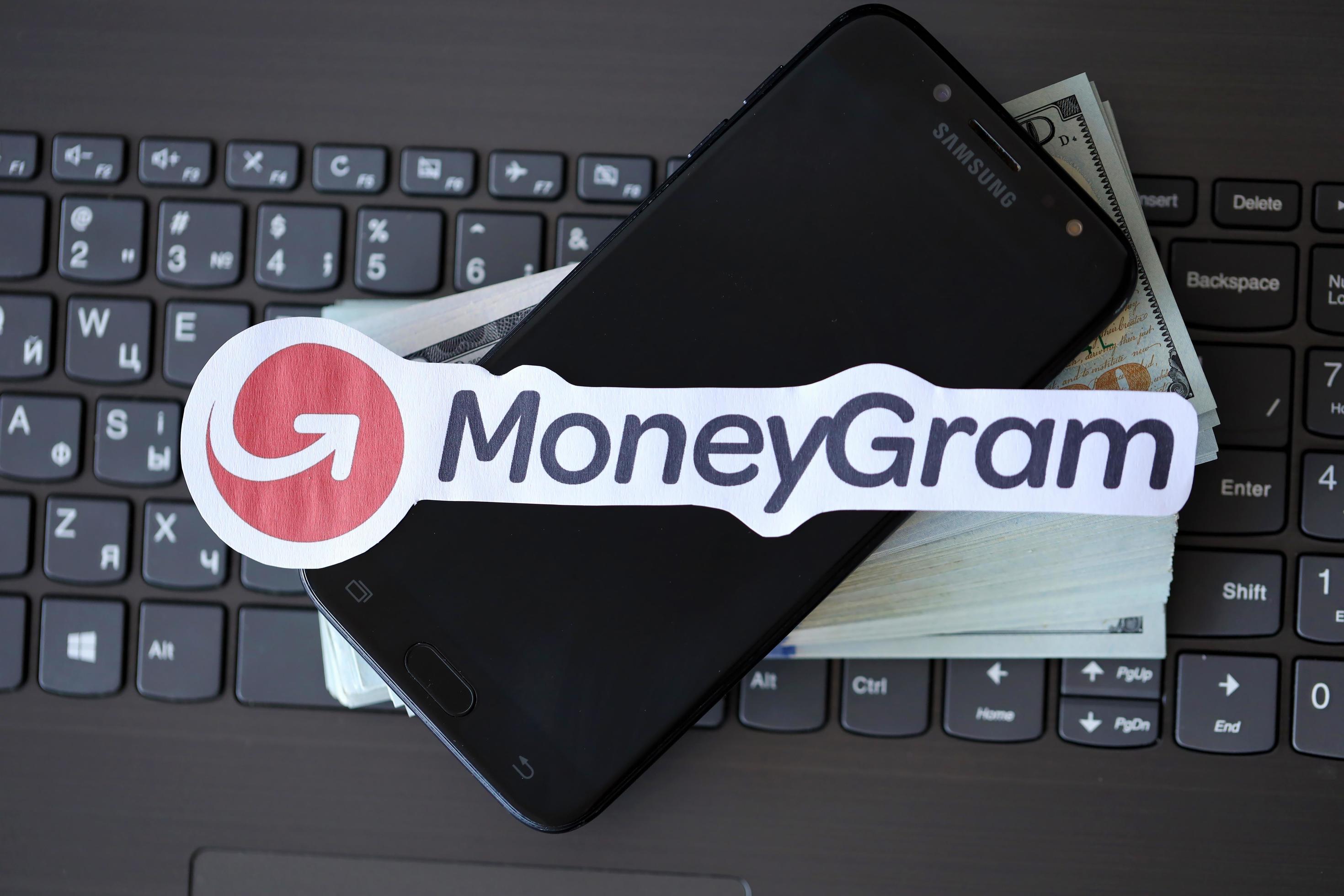ternopil, ucrania - 6 de septiembre de 2022, el logotipo de papel de moneygram se encuentra en ...