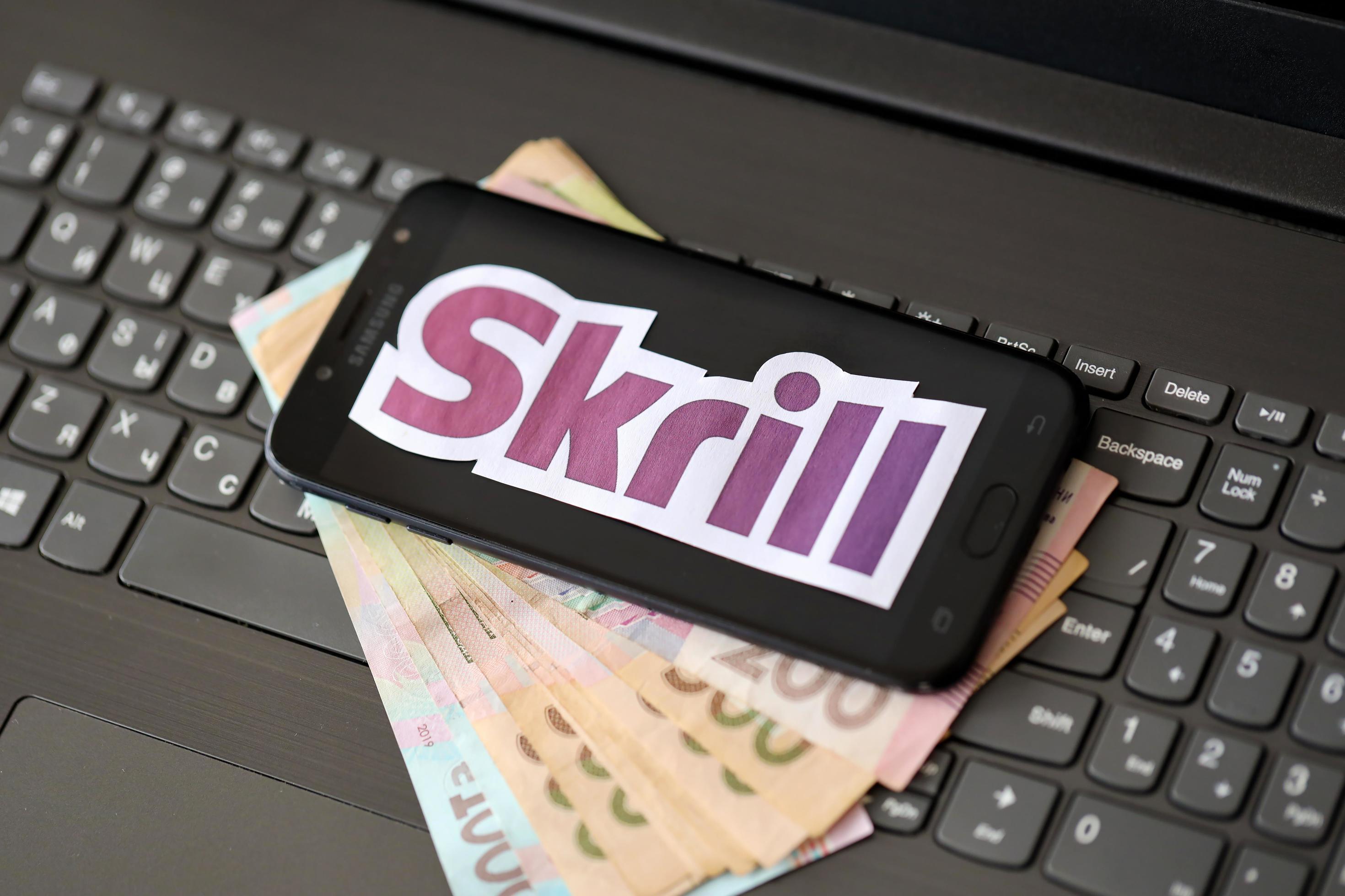 ternopil, ucrania - 6 de septiembre de 2022, el logotipo de papel de skrill se encuentra en una ...