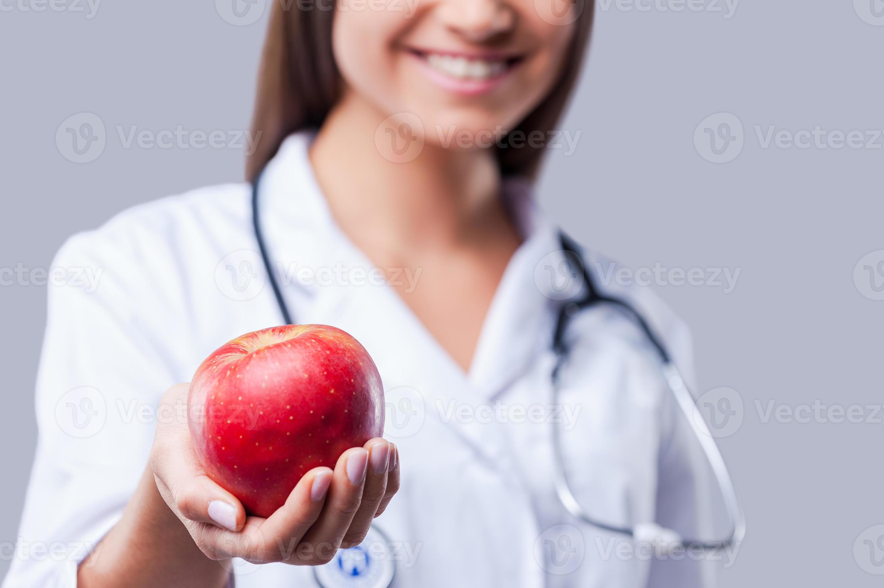 comer saludable primer plano de doctora en uniforme blanco sosteniendo ... comer saludable primer plano de doctora en uniforme blanco sosteniendo ...