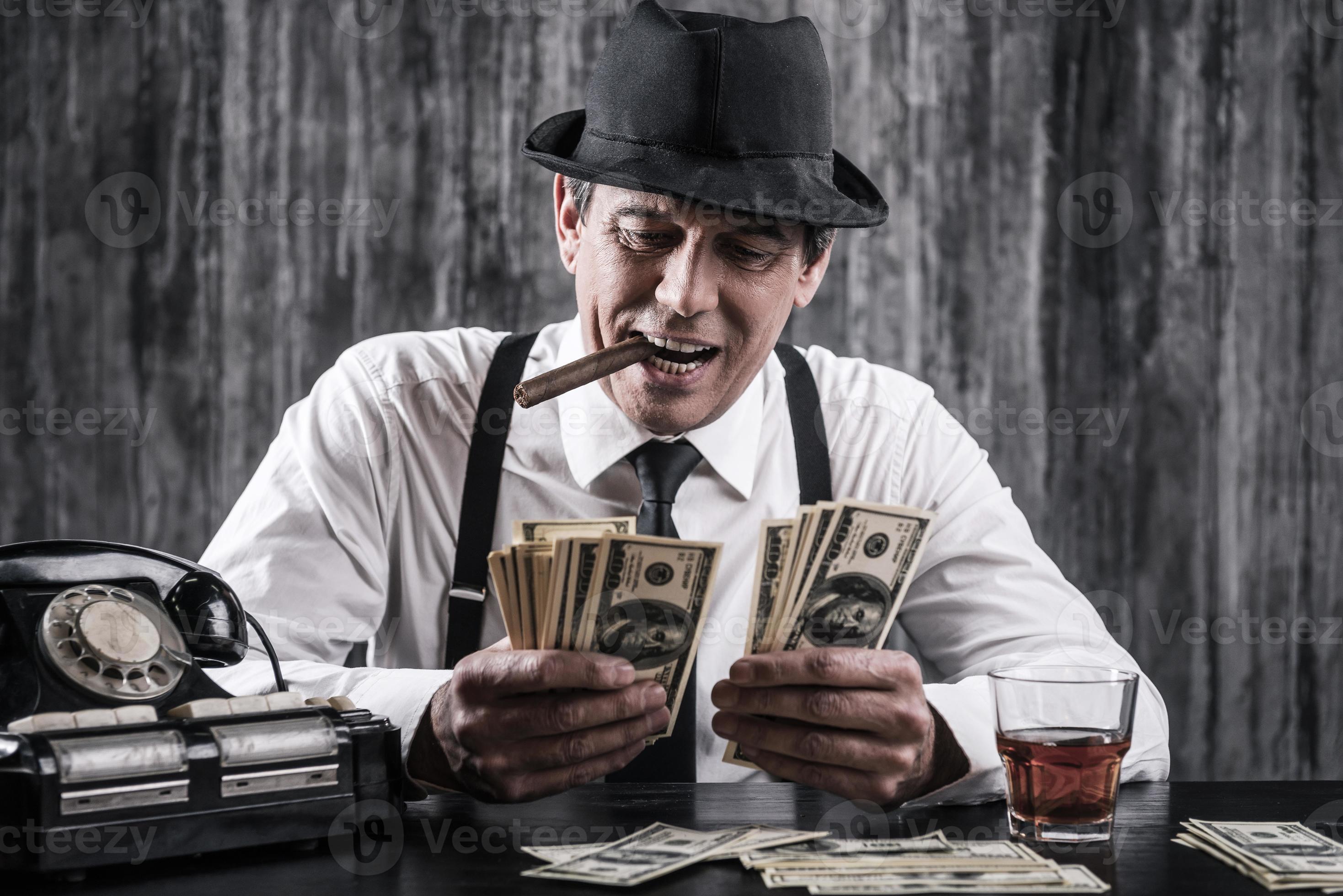 Dinero Y Poder Gángster Senior En Camisa Y Tirantes Contando Dinero Y