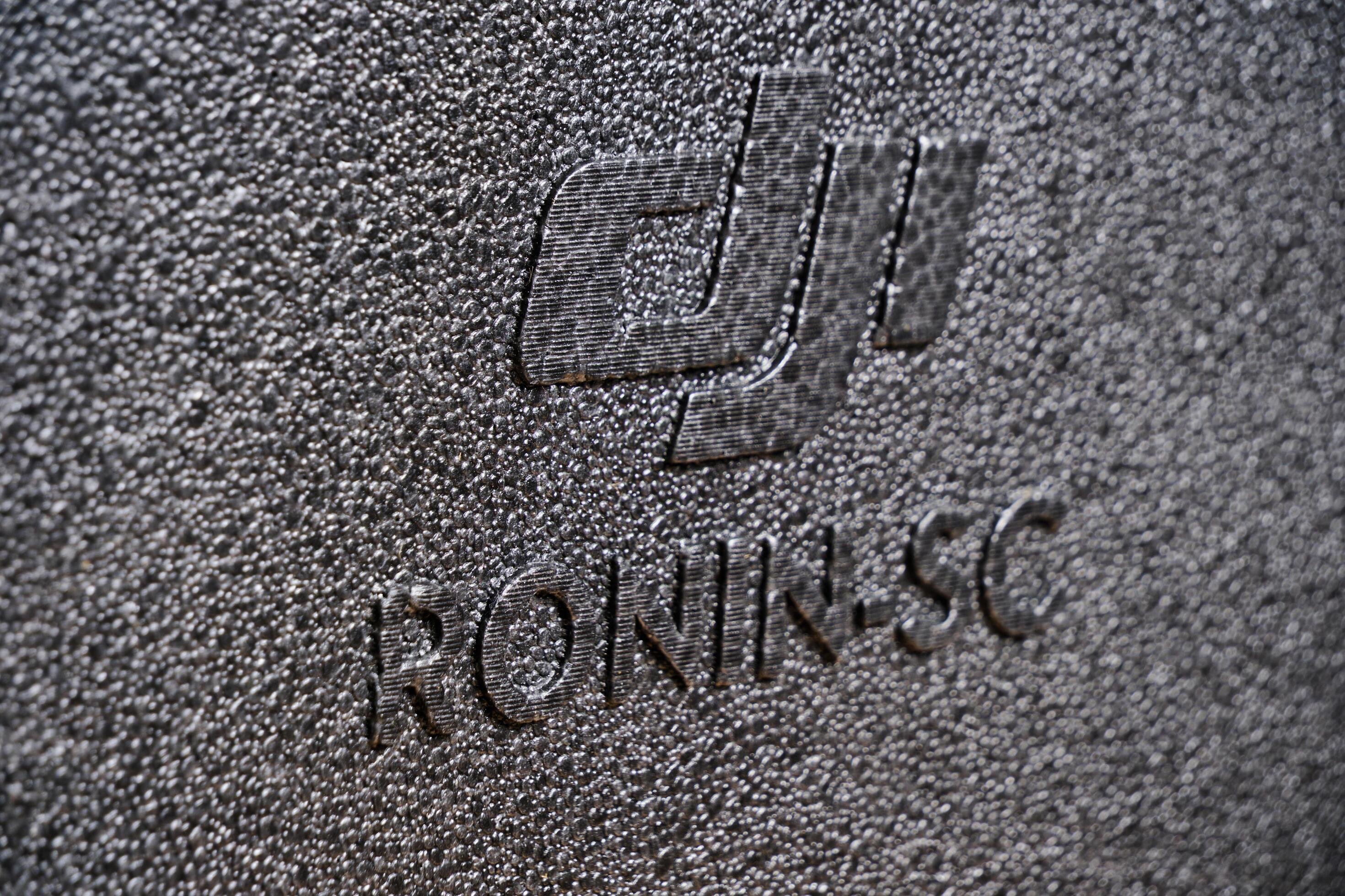 kostanay kazajstán 27.08. 2022.ronin sc dji logo fondo gris, estabilizador de tres ejes ...