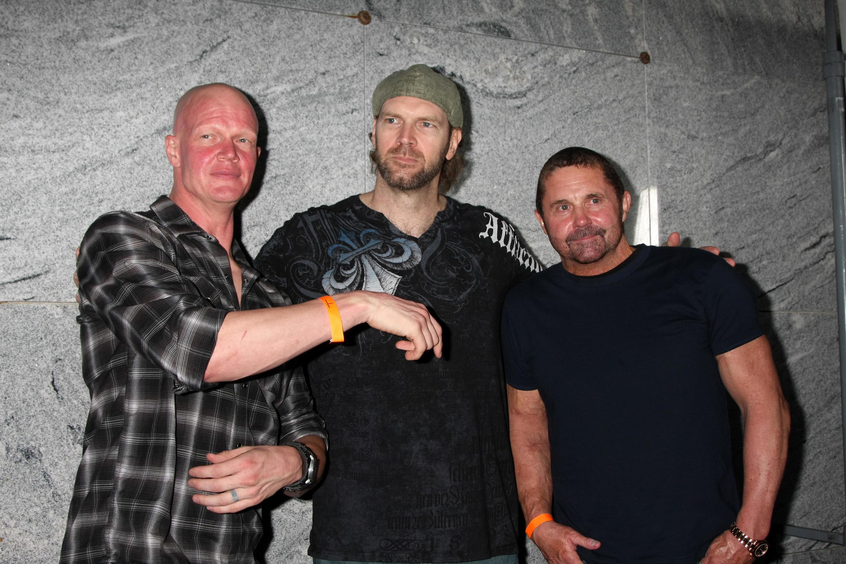 los angeles, 15 de septiembre - derek mears, tyler mane, kane hodder llega al estreno de ...