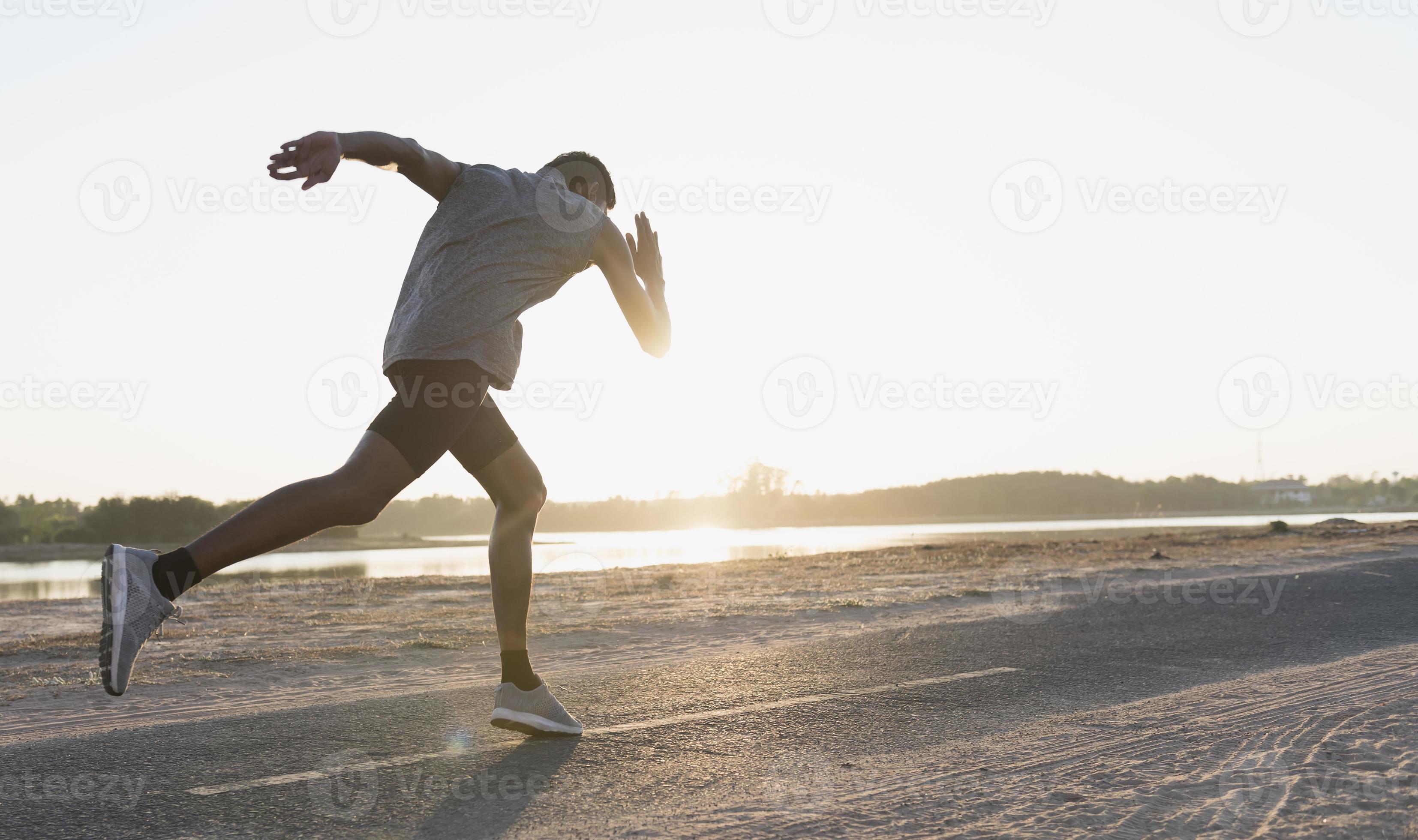 La Silueta De Un Hombre Corriendo Está Haciendo Ejercicio Por La Noche
