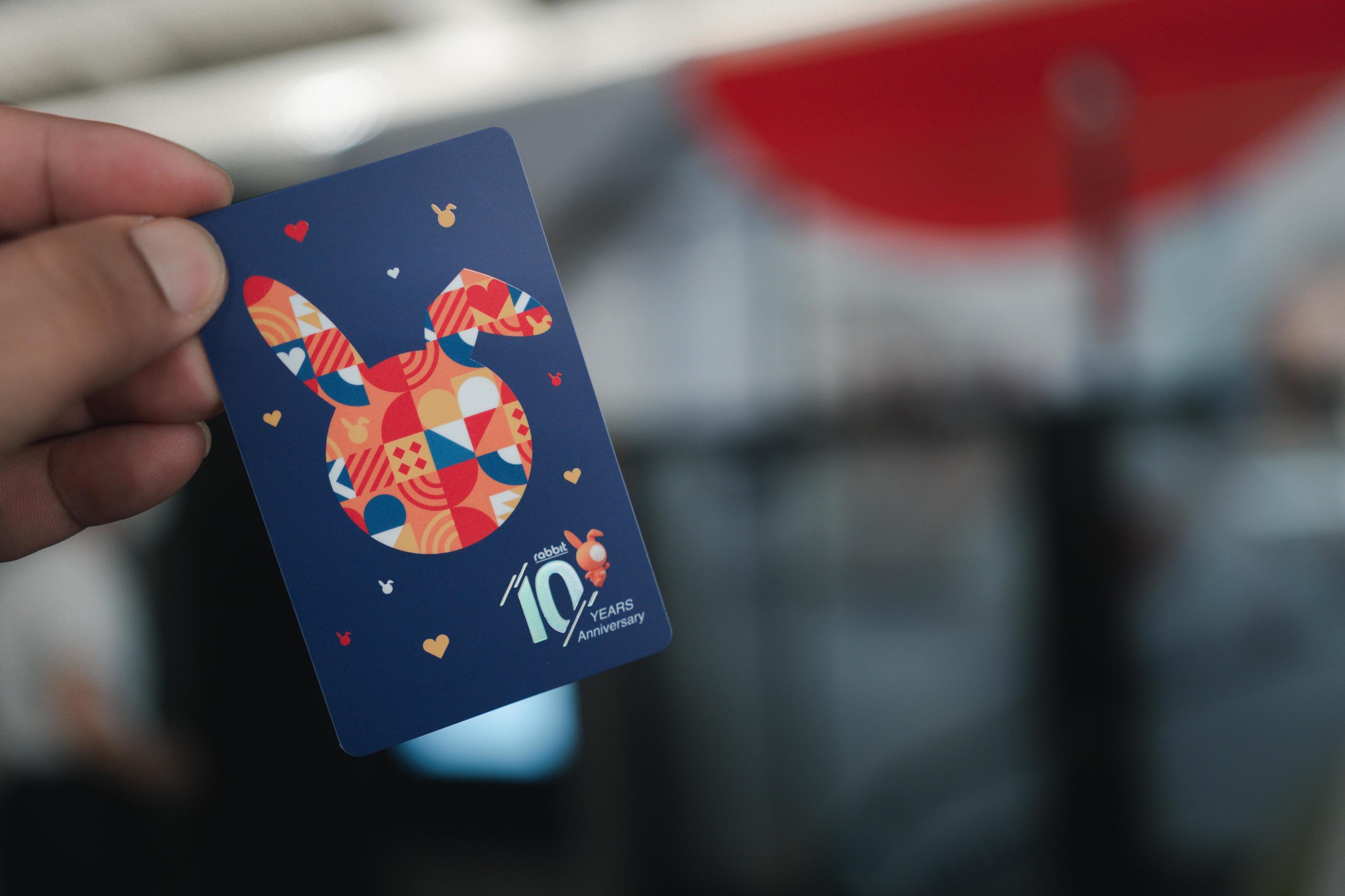 bangkok, tailandia - 23 de octubre de 2022 viajero que se aferra a la tarjeta de conejo ...