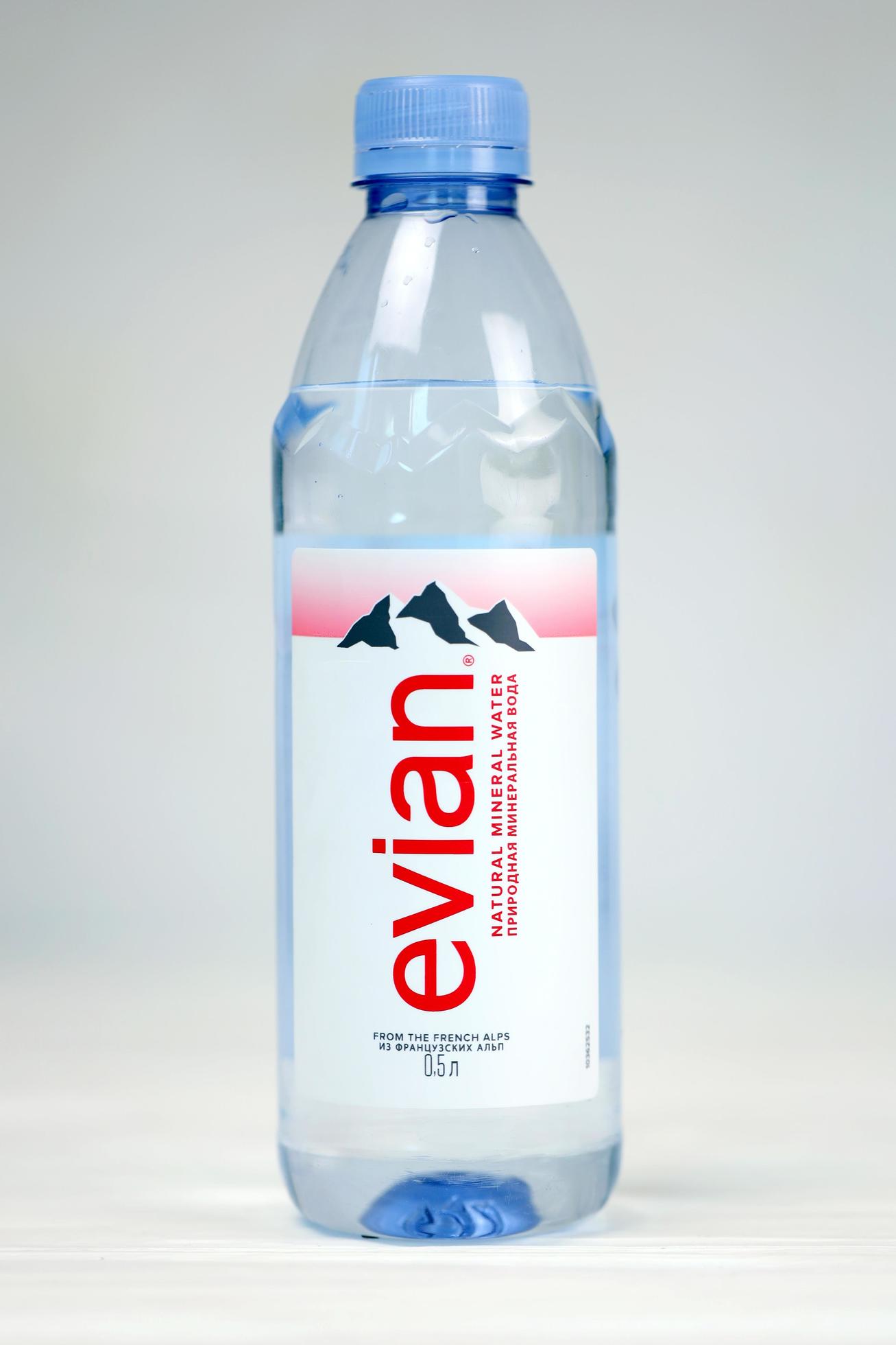 kharkov, ucrania - 2 de julio de 2021 botella de agua mineral natural evian. fábrica de ...