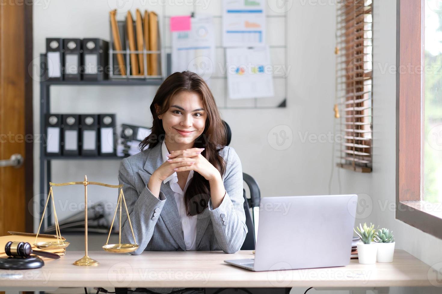 Mujer Abogada Asiática Que Trabaja Con Una Computadora Portátil En Una
