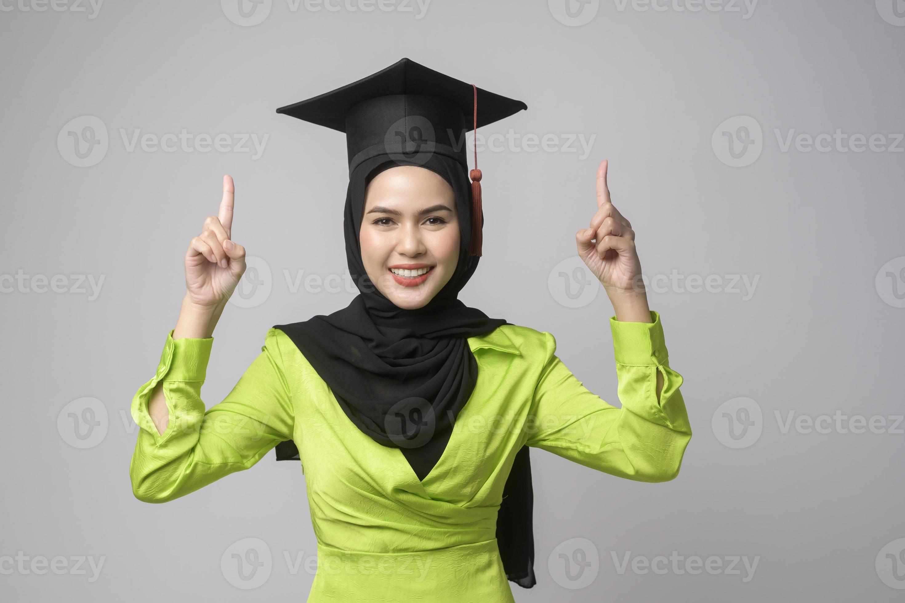 Young smiling muslim woman with hijab wearing graduation hat, education and university concept ...