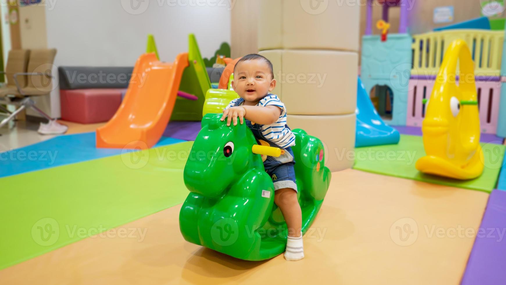 Niño Sentado Y Jugando Con Un Juguete Sonriendo Luciendo Lindo