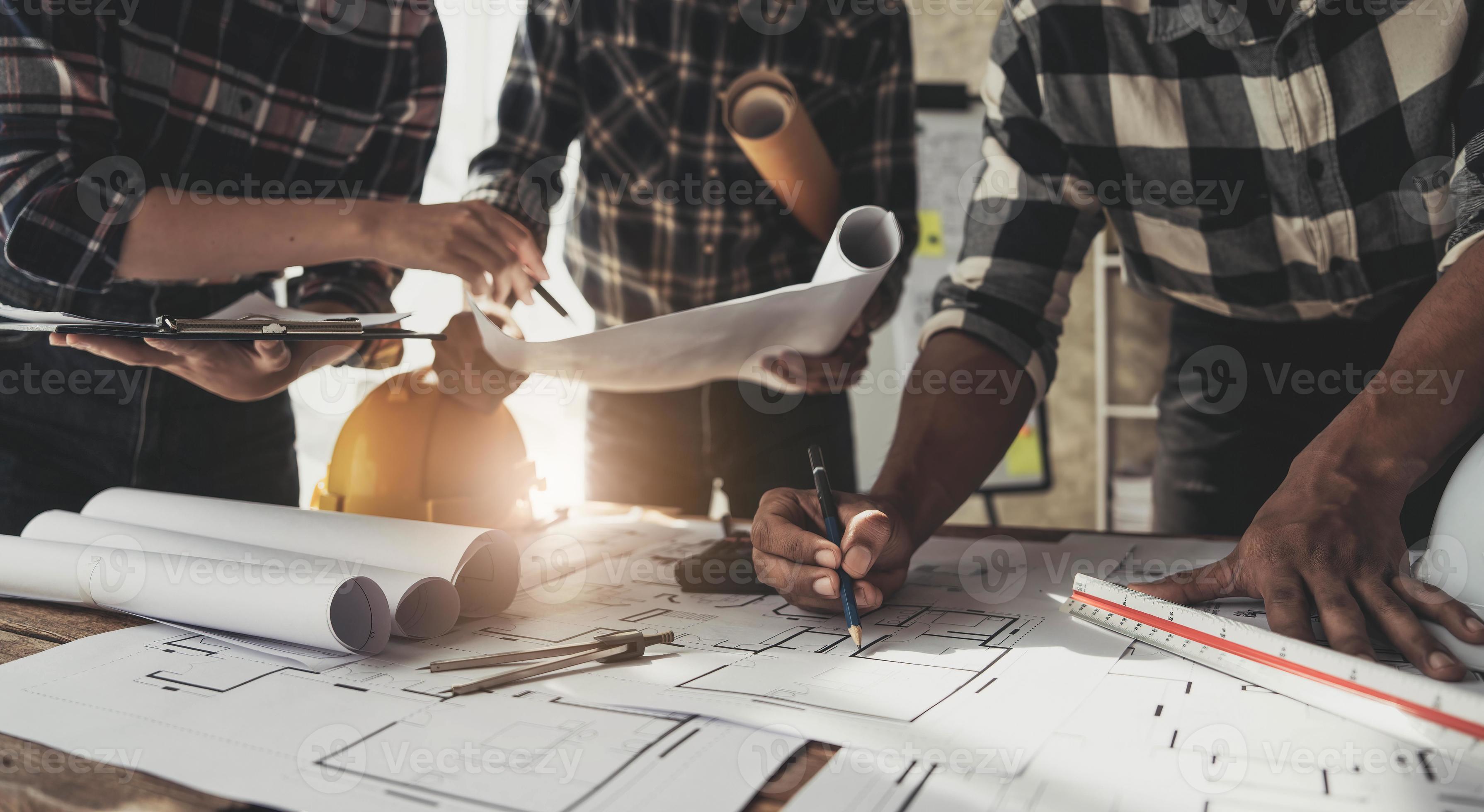 equipo de ingenieros y arquitectos que trabajan se unen para construir proyectos exitosos ...