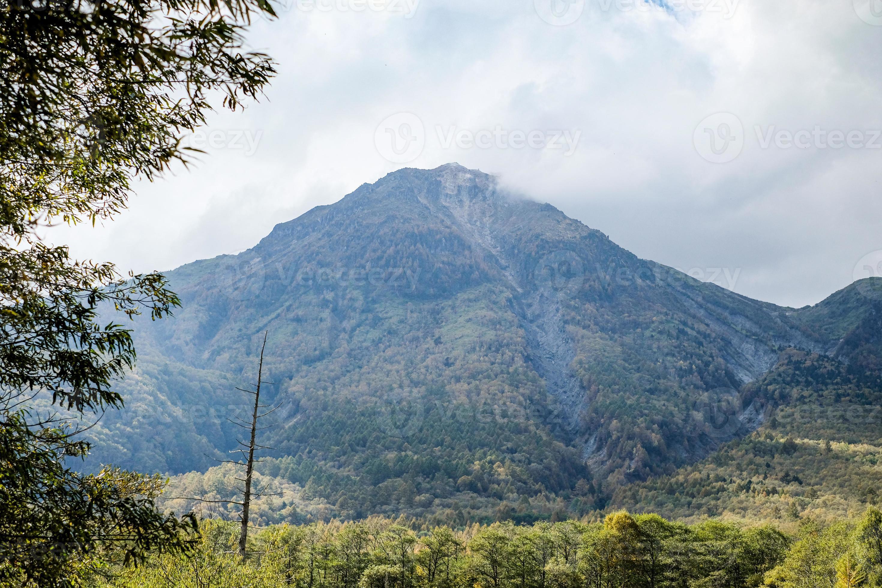 mt.yakedake con estanque taisho taishoike se formó en 1915, cuando una erupción del volcán ...