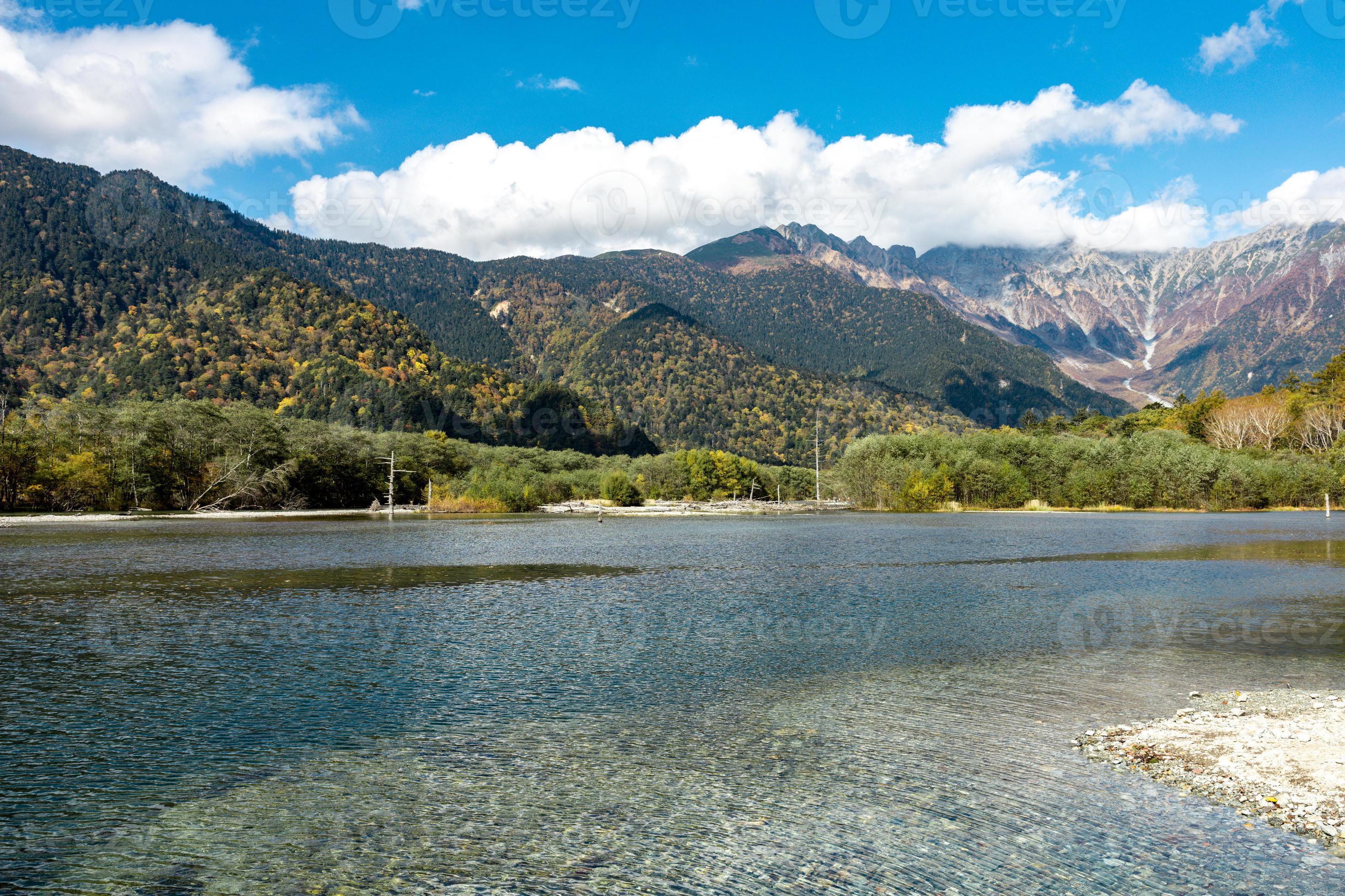 El río azusa fluye a través de kamikochi hacia la cuenca de matsumoto. el río en sí fluye de un ...