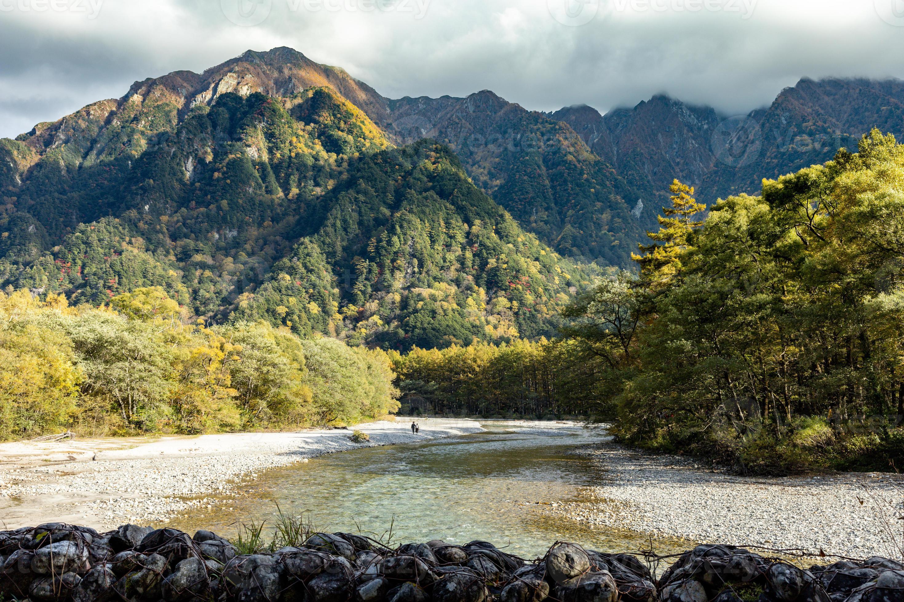 El río azusa fluye a través de kamikochi hacia la cuenca de matsumoto. el río en sí fluye de un ...
