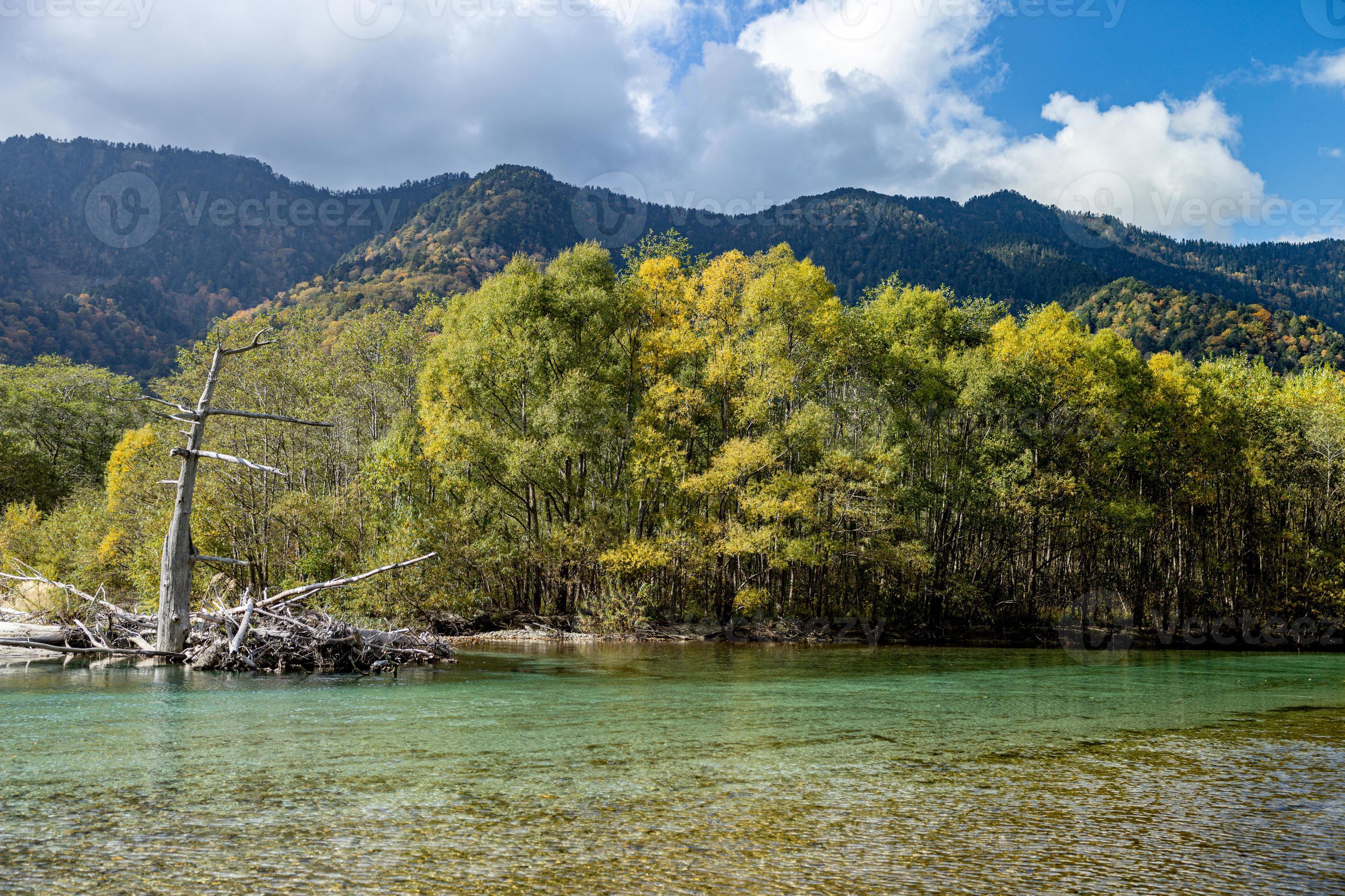 El río azusa fluye a través de kamikochi hacia la cuenca de matsumoto. el río en sí fluye de un ...