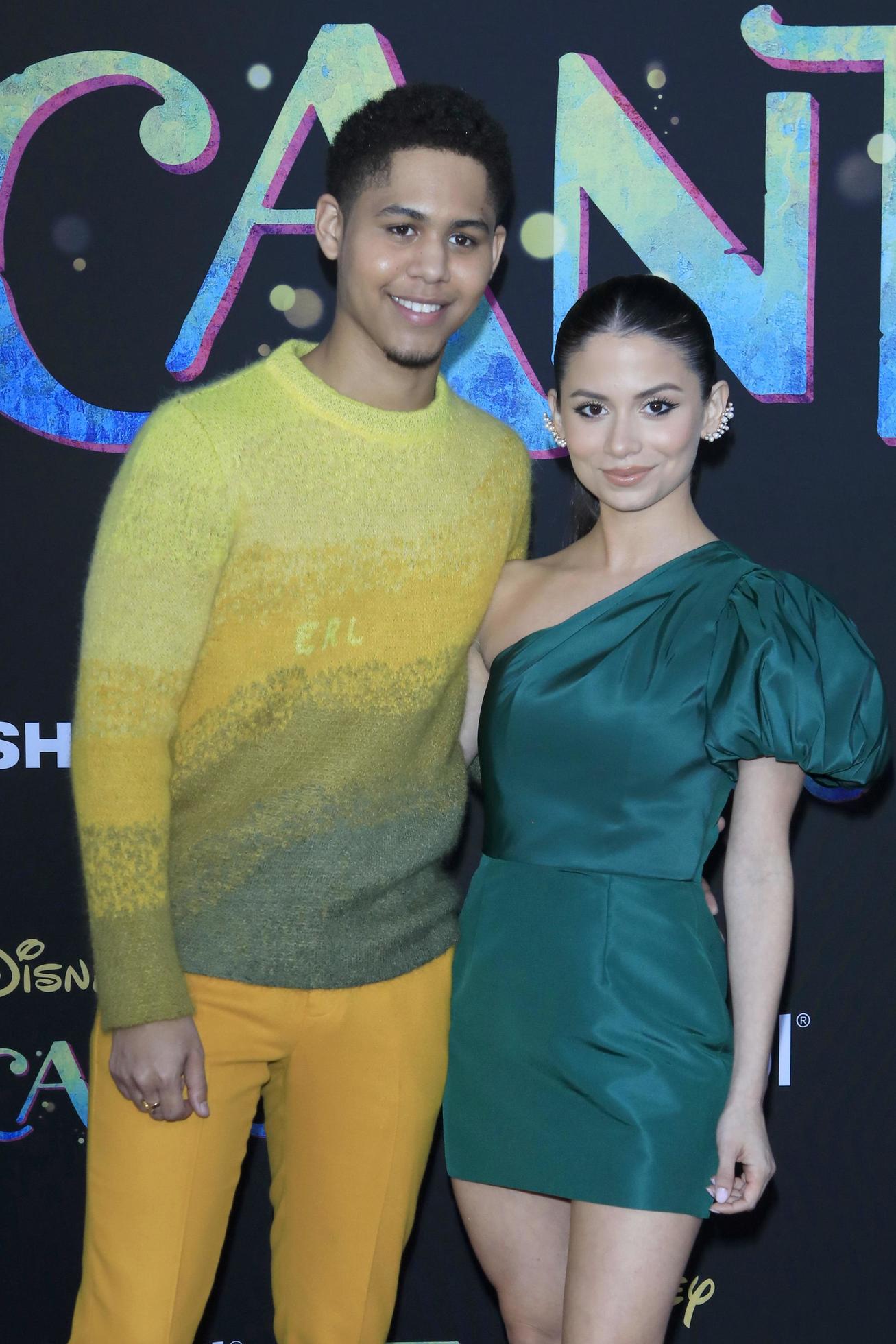 los angeles, 3 de noviembre - rhenzy feliz, camila perez en el estreno mundial de encanto en el ...