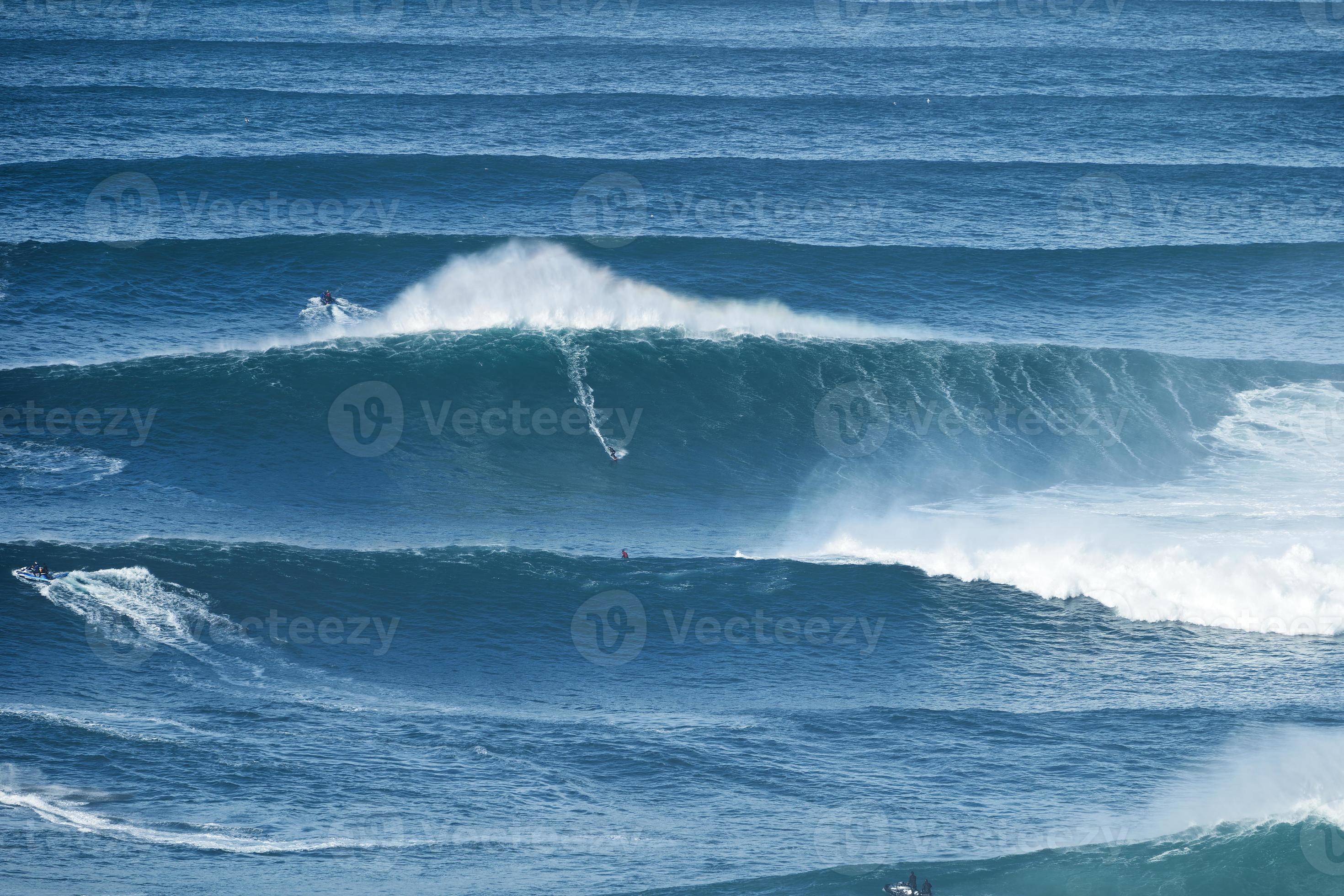 surfer está montando una gran ola gigante en nazare, portugal. olas más grandes del mundo ...