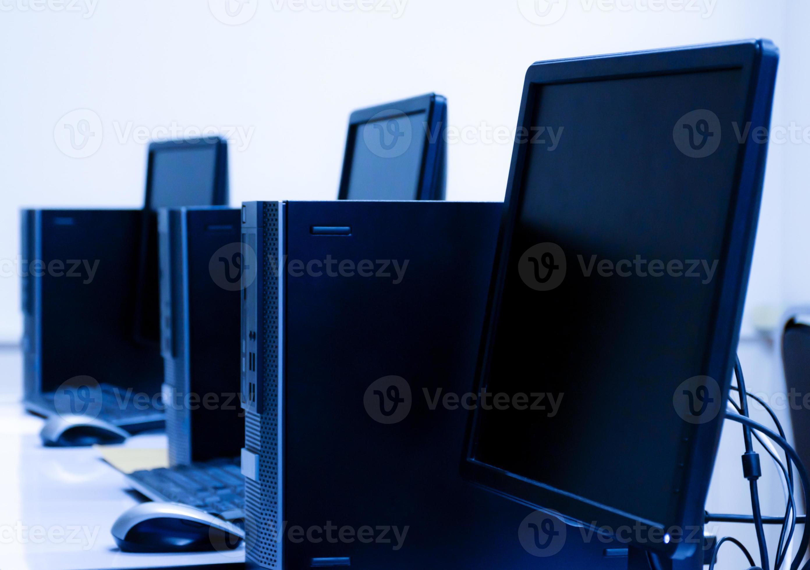 Computer on table row in the computer class 14194798 Stock Photo at ...
