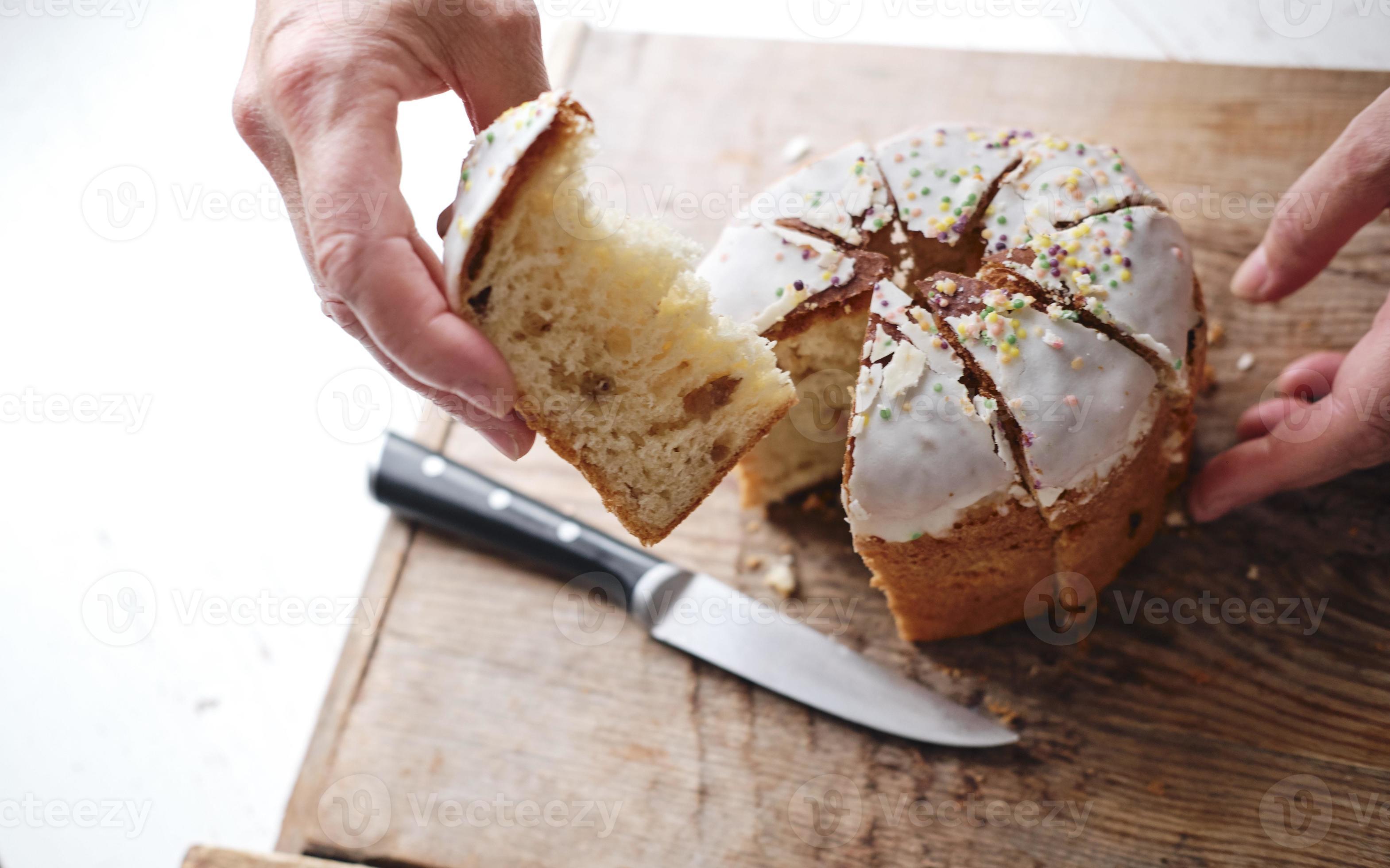 postre tradicional ruso de requesón de pascua. manos de mujer toman un pedazo de paskha ortodoxa ...