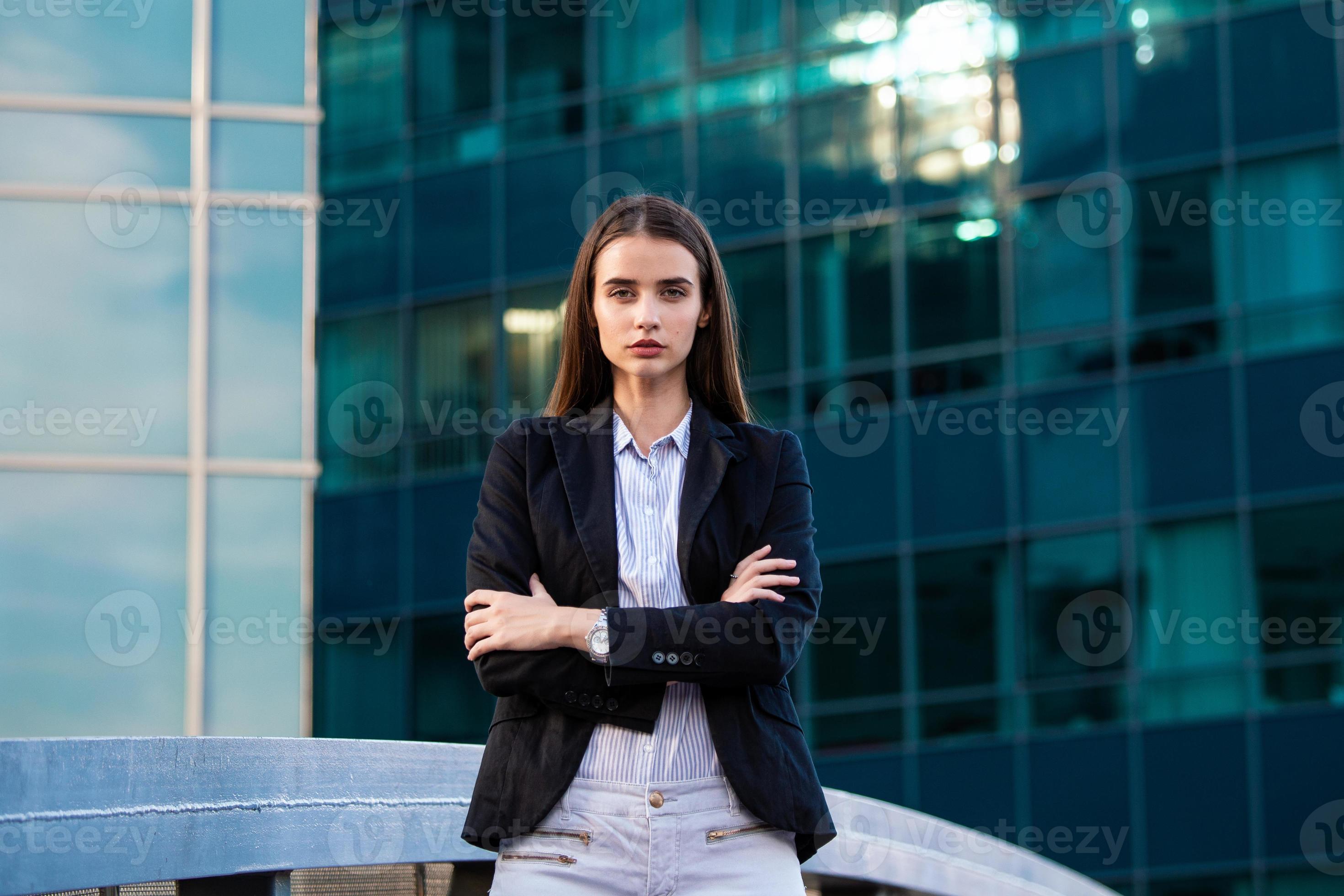 retrato de una exitosa mujer de negocios. hermosa joven ejecutiva en un ... retrato de una exitosa mujer de negocios. hermosa joven ejecutiva en un ...