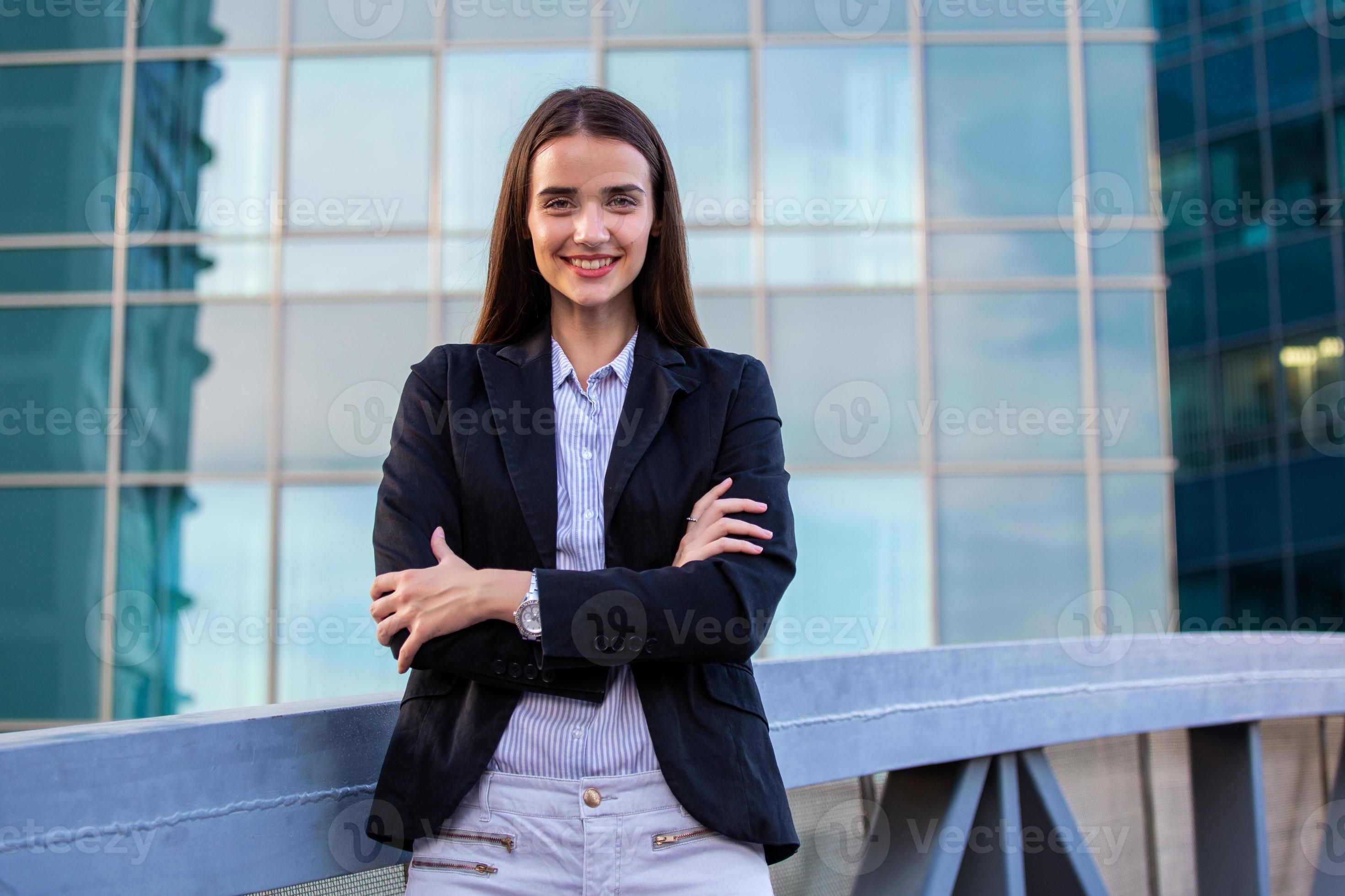 retrato de una exitosa mujer de negocios sonriendo. hermosa joven ejecutiva en un entorno urbano ...