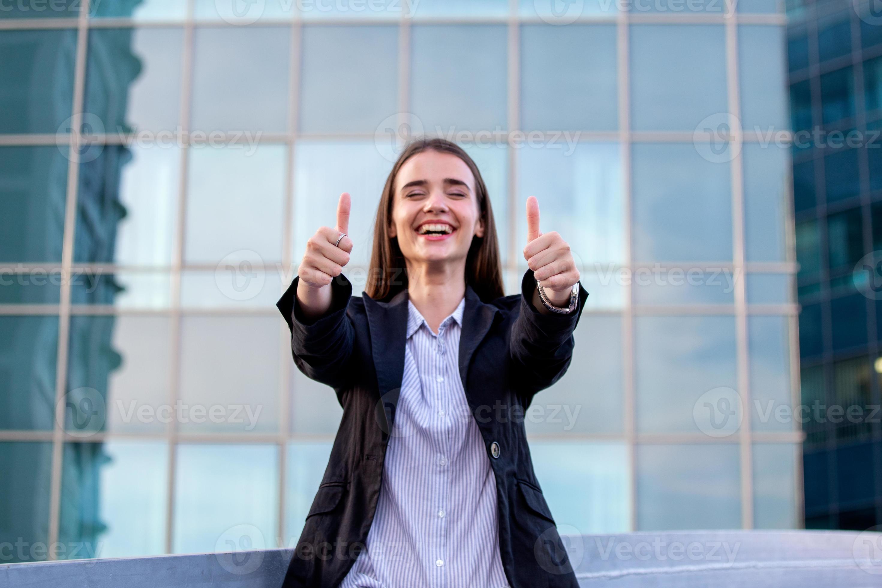 retrato de una exitosa mujer de negocios sonriendo mostrando los ... retrato de una exitosa mujer de negocios sonriendo mostrando los ...