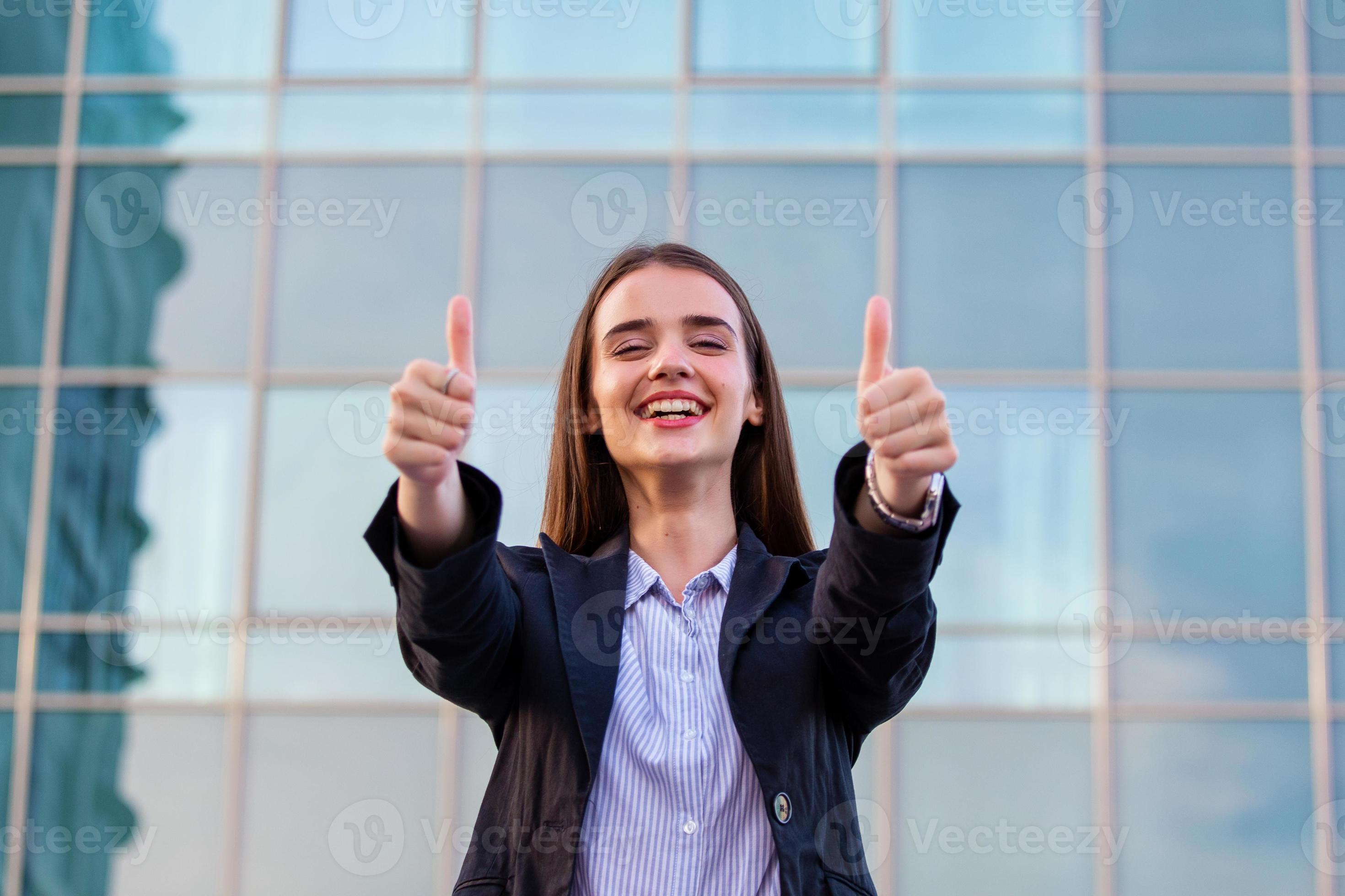 retrato de una exitosa mujer de negocios sonriendo mostrando los ... retrato de una exitosa mujer de negocios sonriendo mostrando los ...