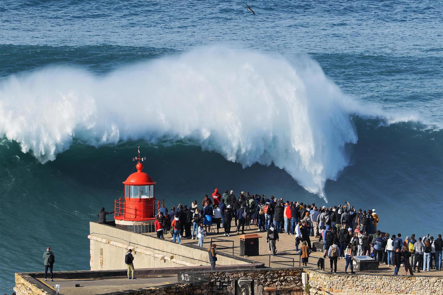 nazare, portugal - 7 de noviembre de 2022 personas viendo las grandes ...