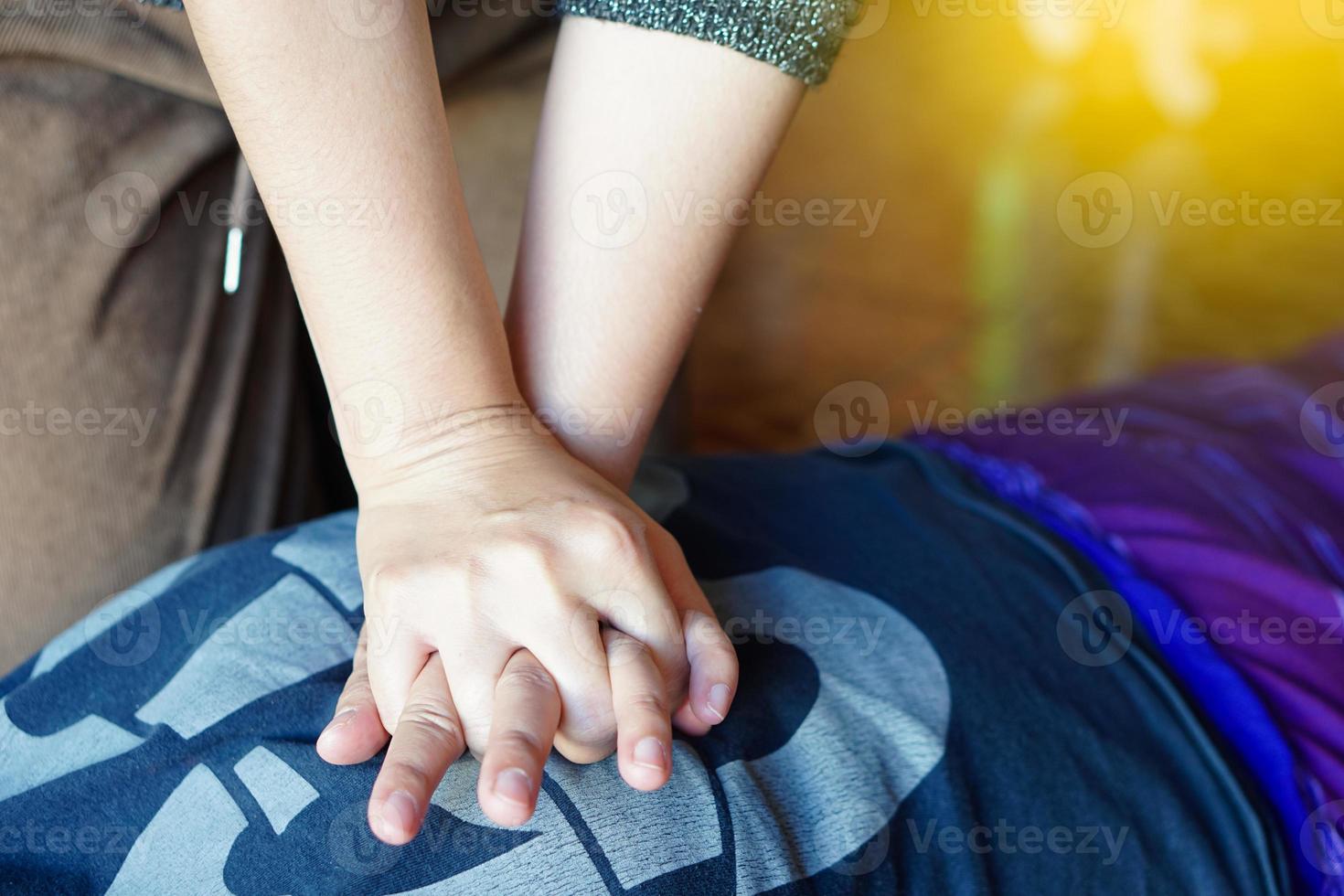 la mano del primer hace la RCP de emergencia de primeros auxilios en el paciente con ataque ...