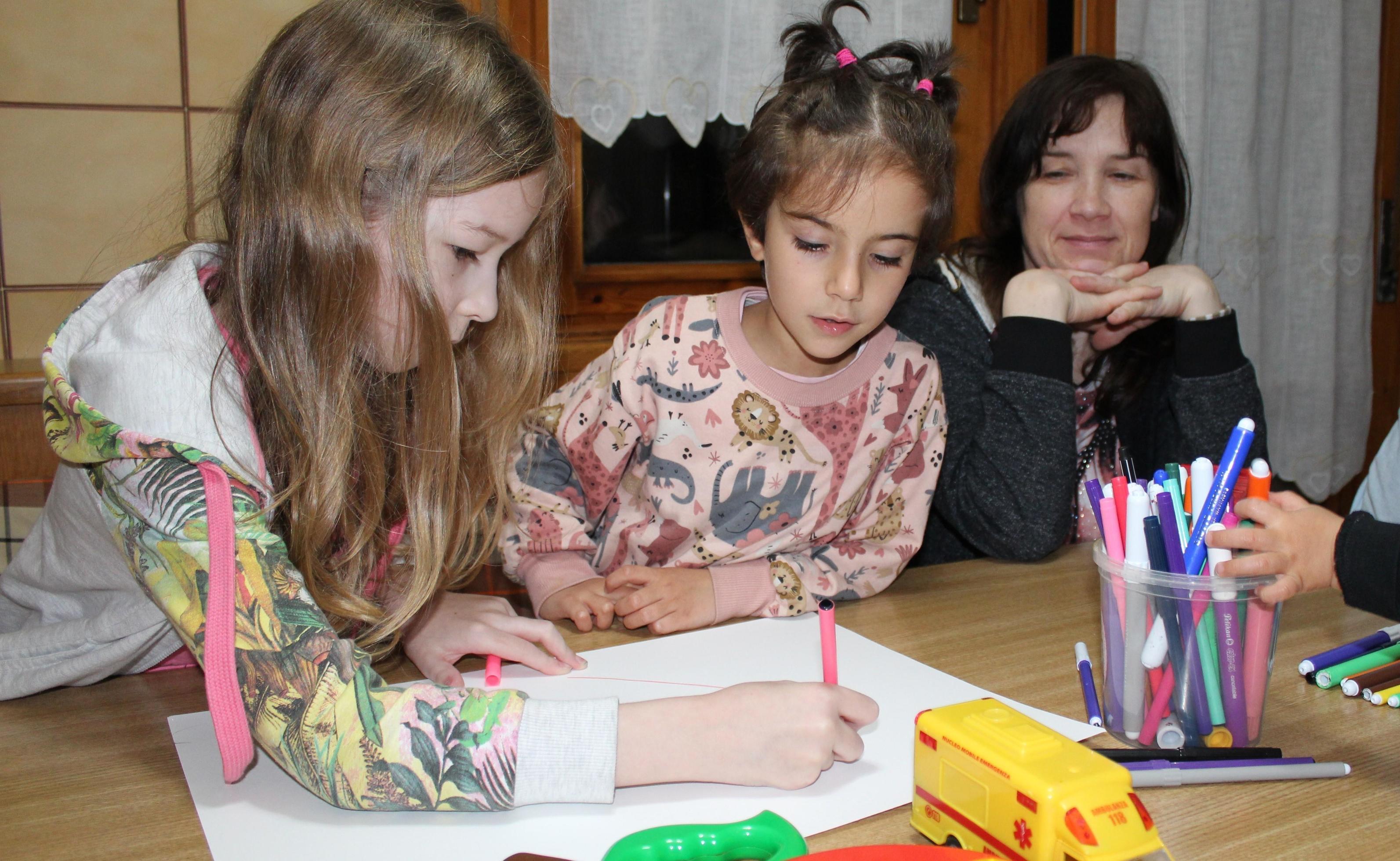 sankt petersburg rusia 11 17 2022 feliz profesor de niños en edad ...