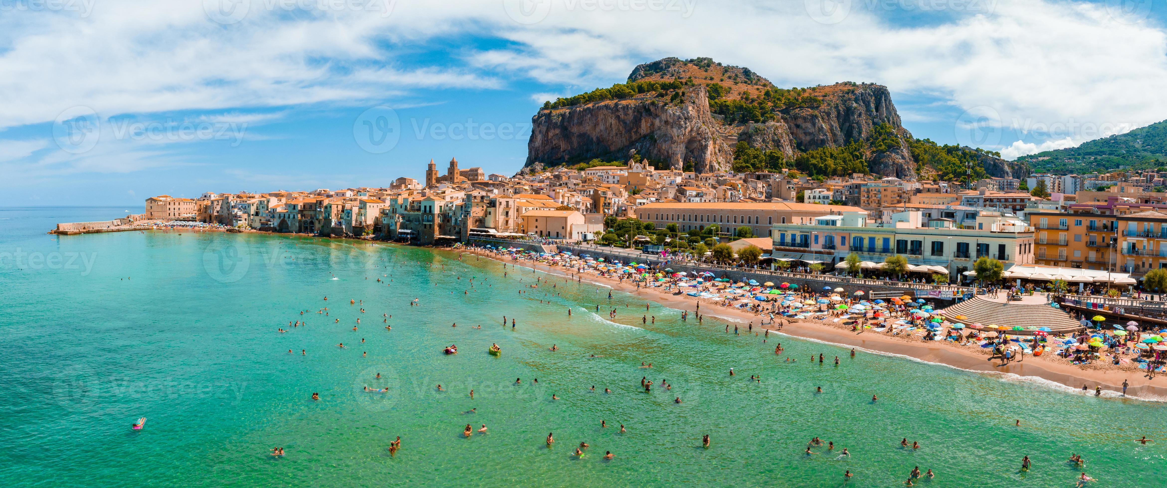 vista panorámica aérea de cefalu, pueblo medieval de la isla de sicilia ... vista panorámica aérea de cefalu, pueblo medieval de la isla de sicilia ...