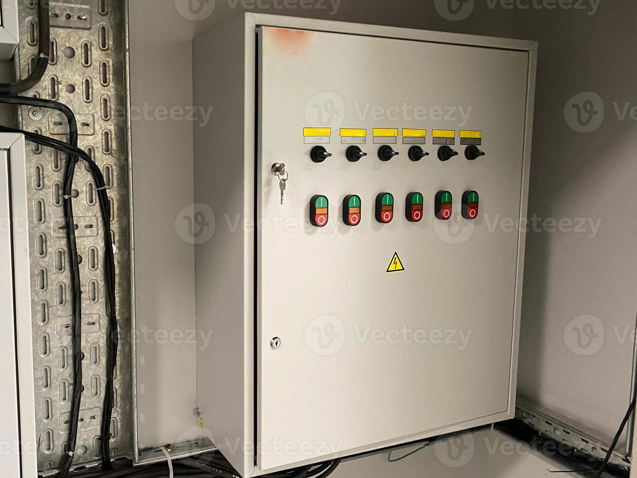 Aparamenta eléctrica,panel de interruptores eléctricos industriales en la subestación de la ...