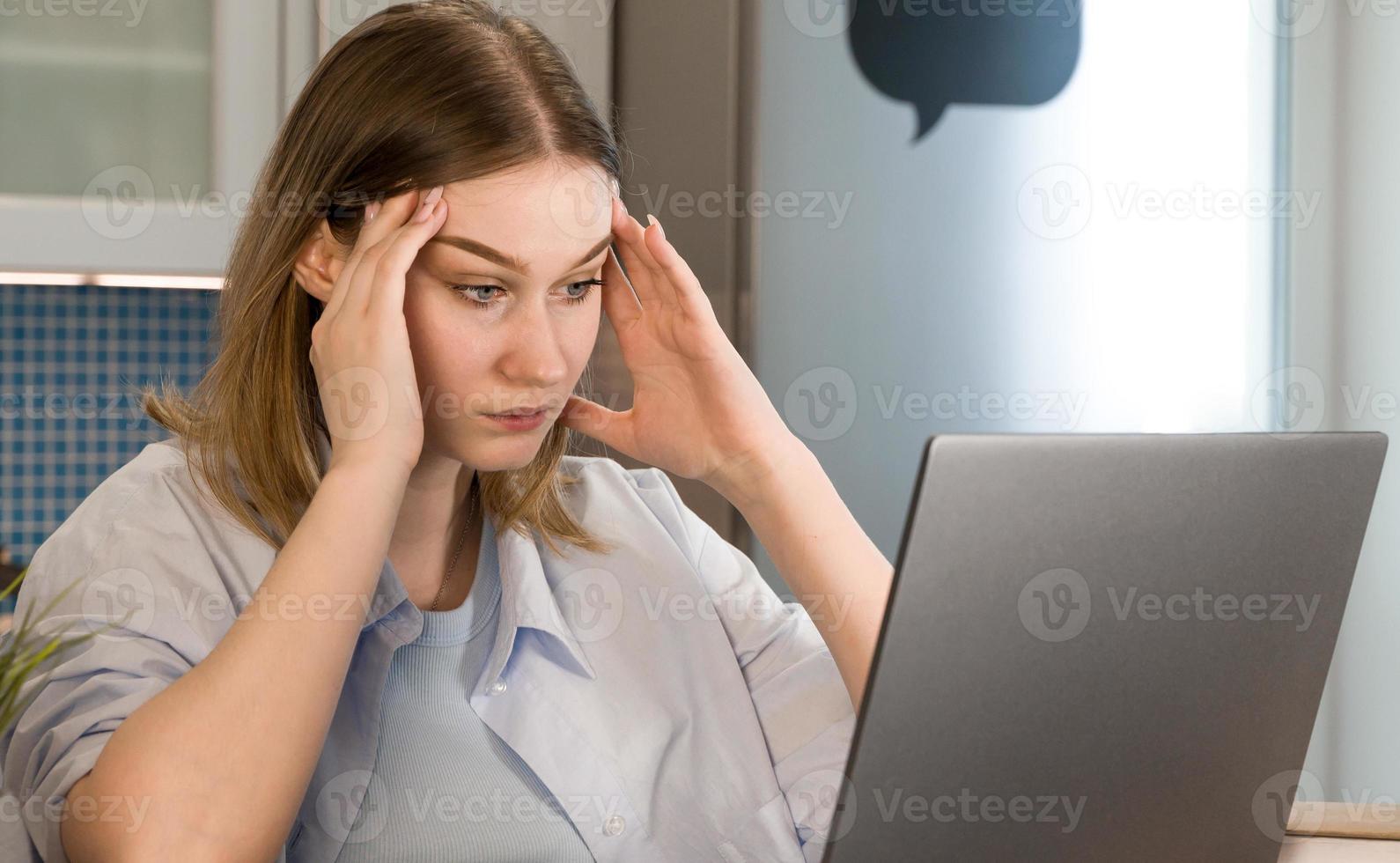 primer plano de una mujer cansada sentada frente a la computadora portátil. estudiante cansada ...
