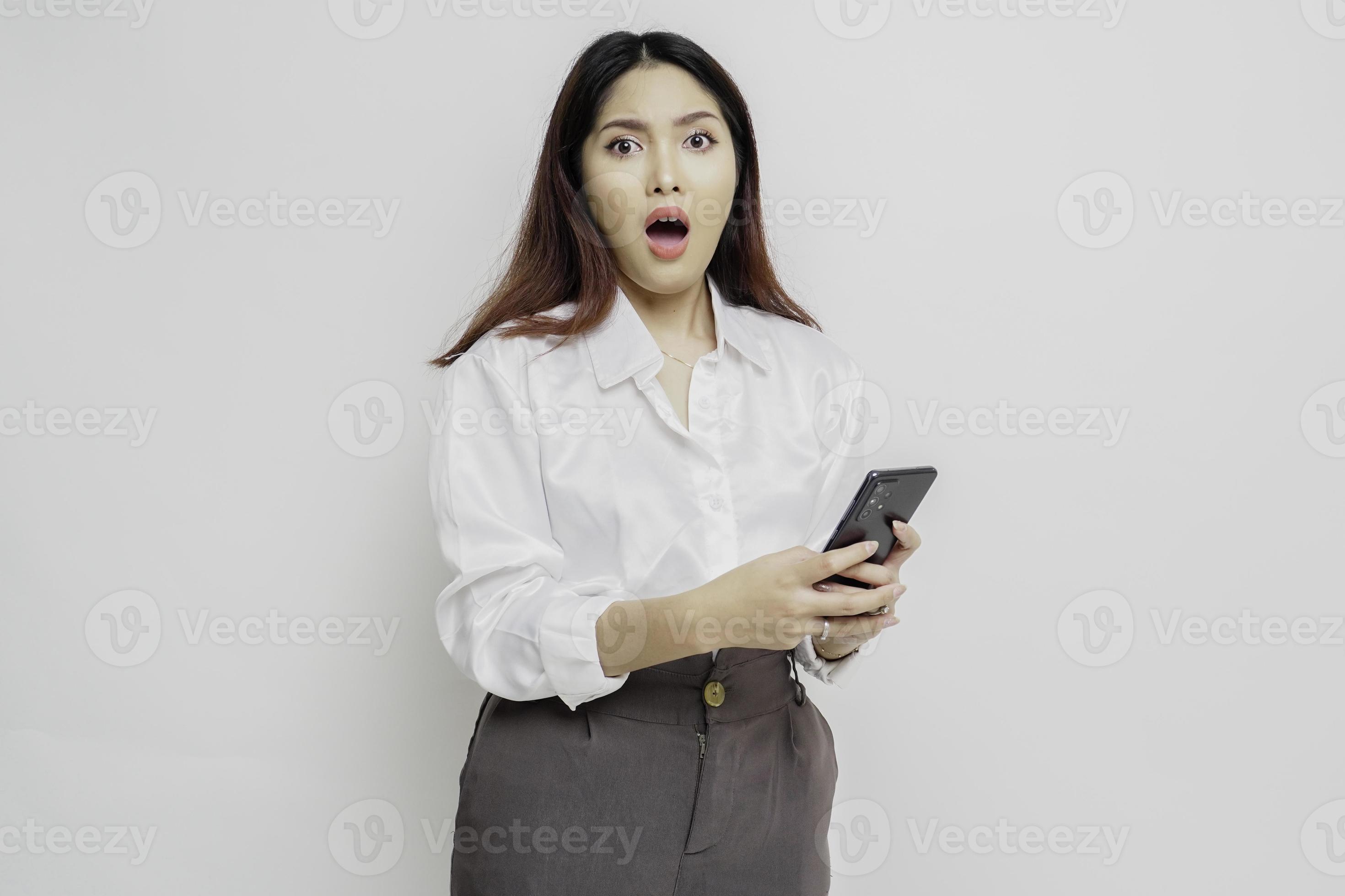 una joven asiática insatisfecha se ve descontenta usando camisa blanca expresiones faciales ...