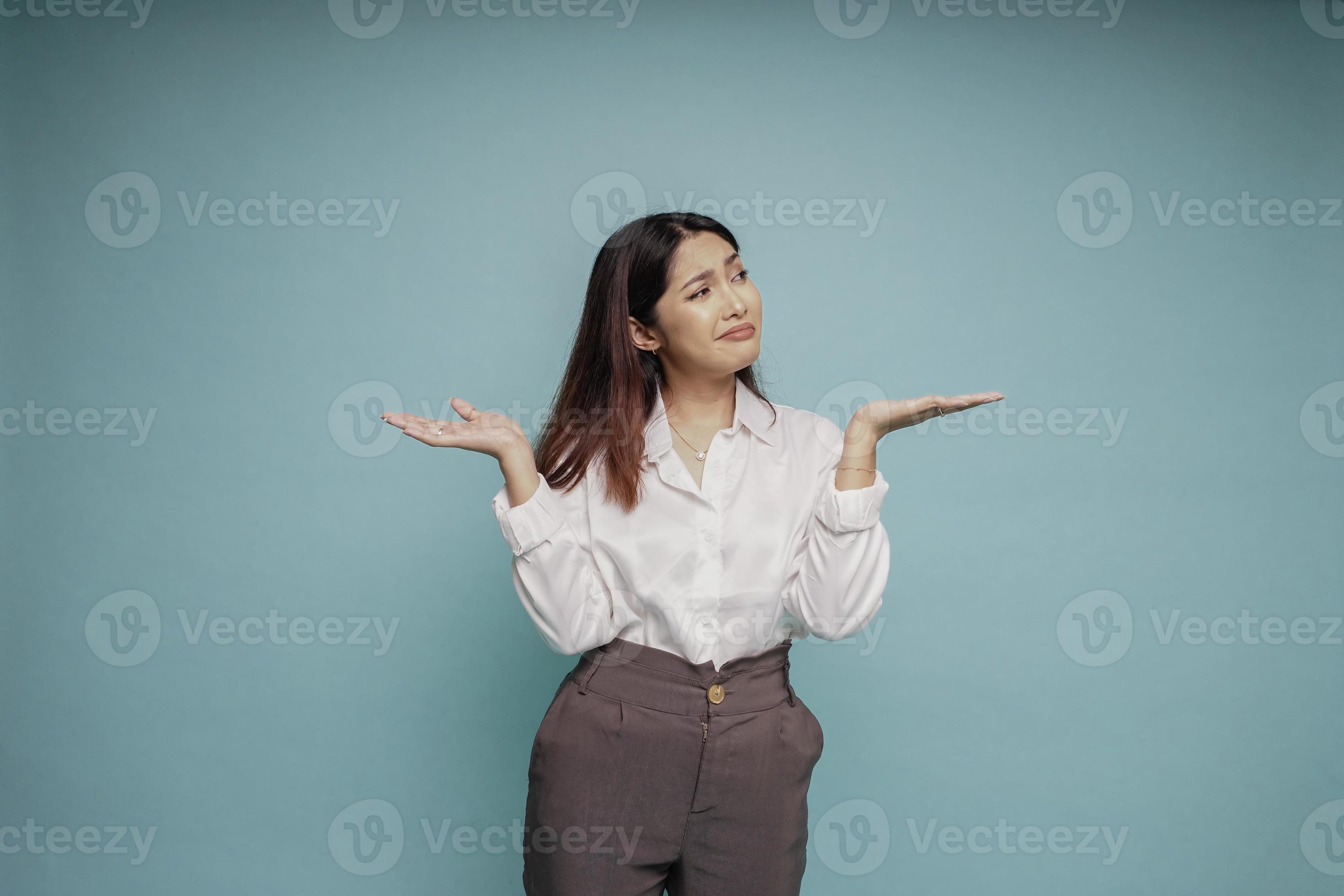 A Portrait Of An Asian Girl Wearing A White Shirt Looks So Confused