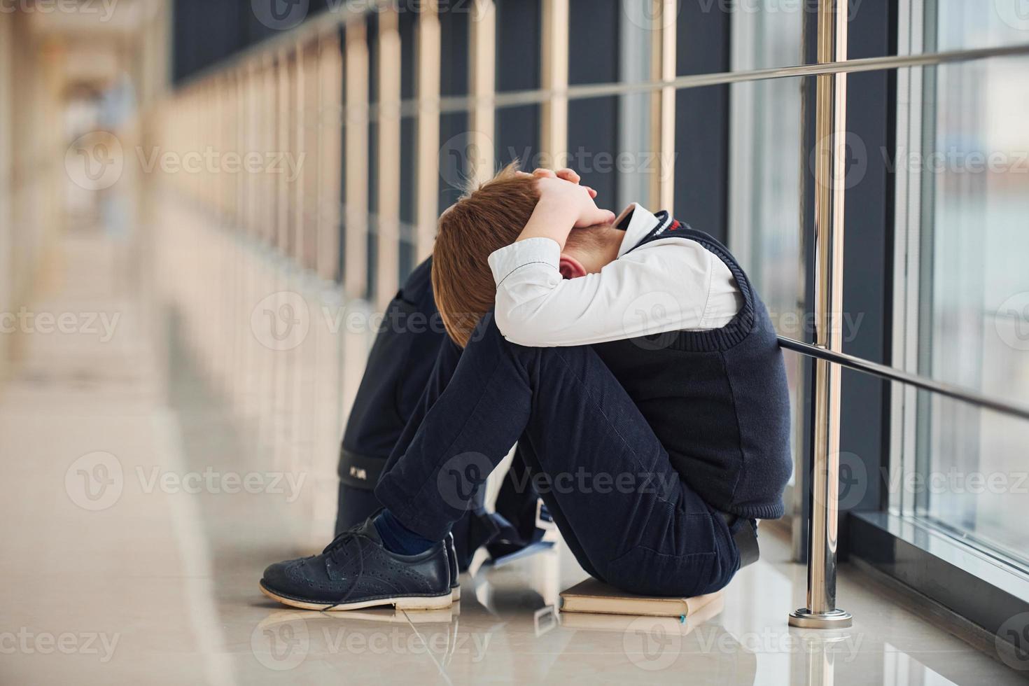 niño en uniforme sentado solo sintiéndose triste en la escuela ... niño en uniforme sentado solo sintiéndose triste en la escuela ...