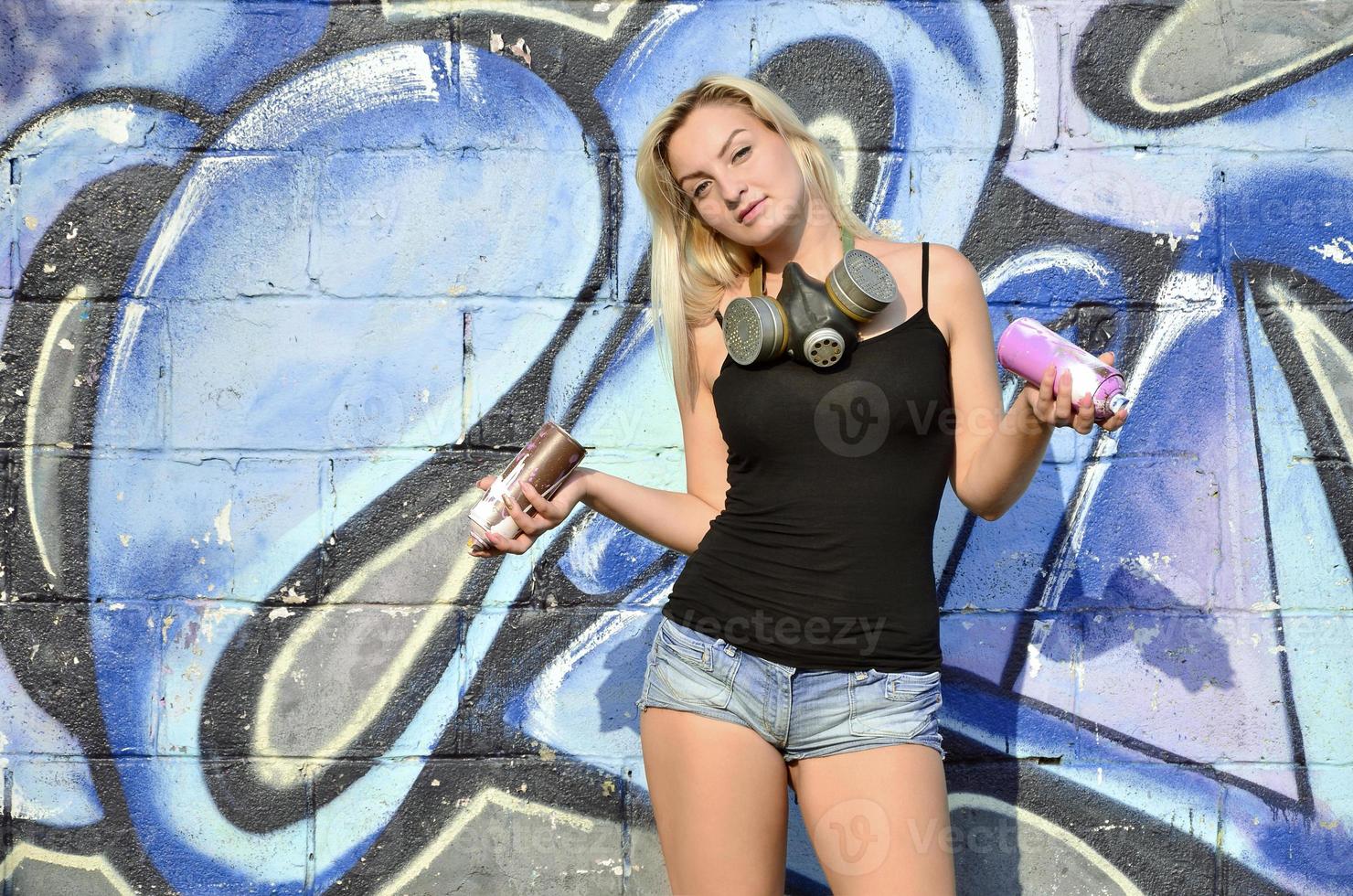 Una Joven Y Hermosa Artista De Graffiti Sexy Con Un Spray De Pintura Y Una Máscara De Gas En El