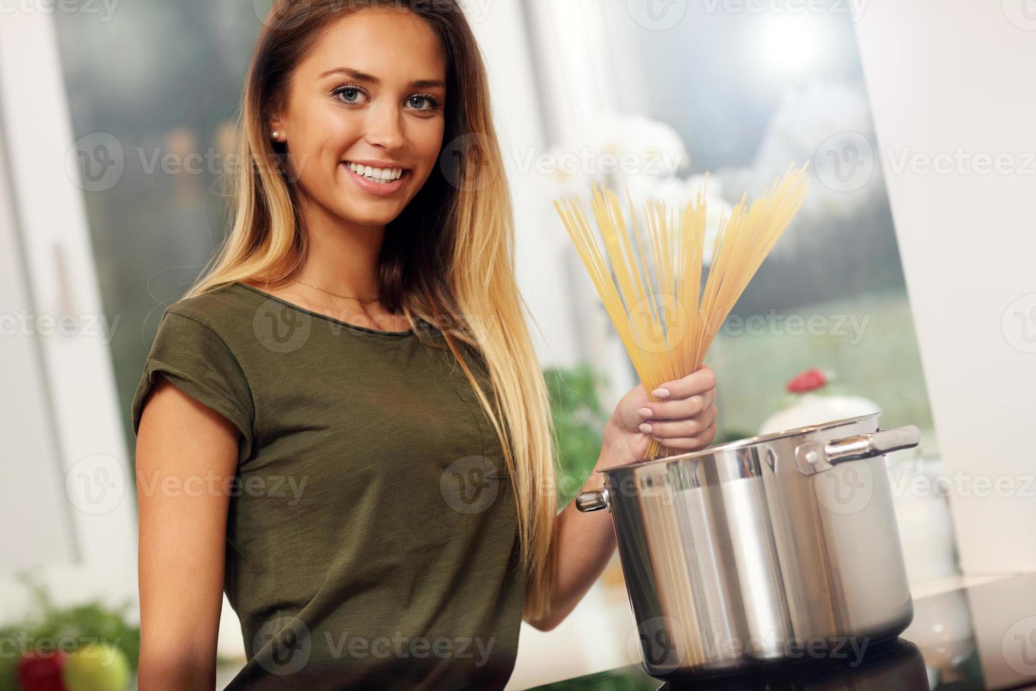 Young woman preparing spaghetti in kitchen 15895584 Stock Photo at Vecteezy Young woman preparing spaghetti in kitchen 15895584 Stock Photo at Vecteezy