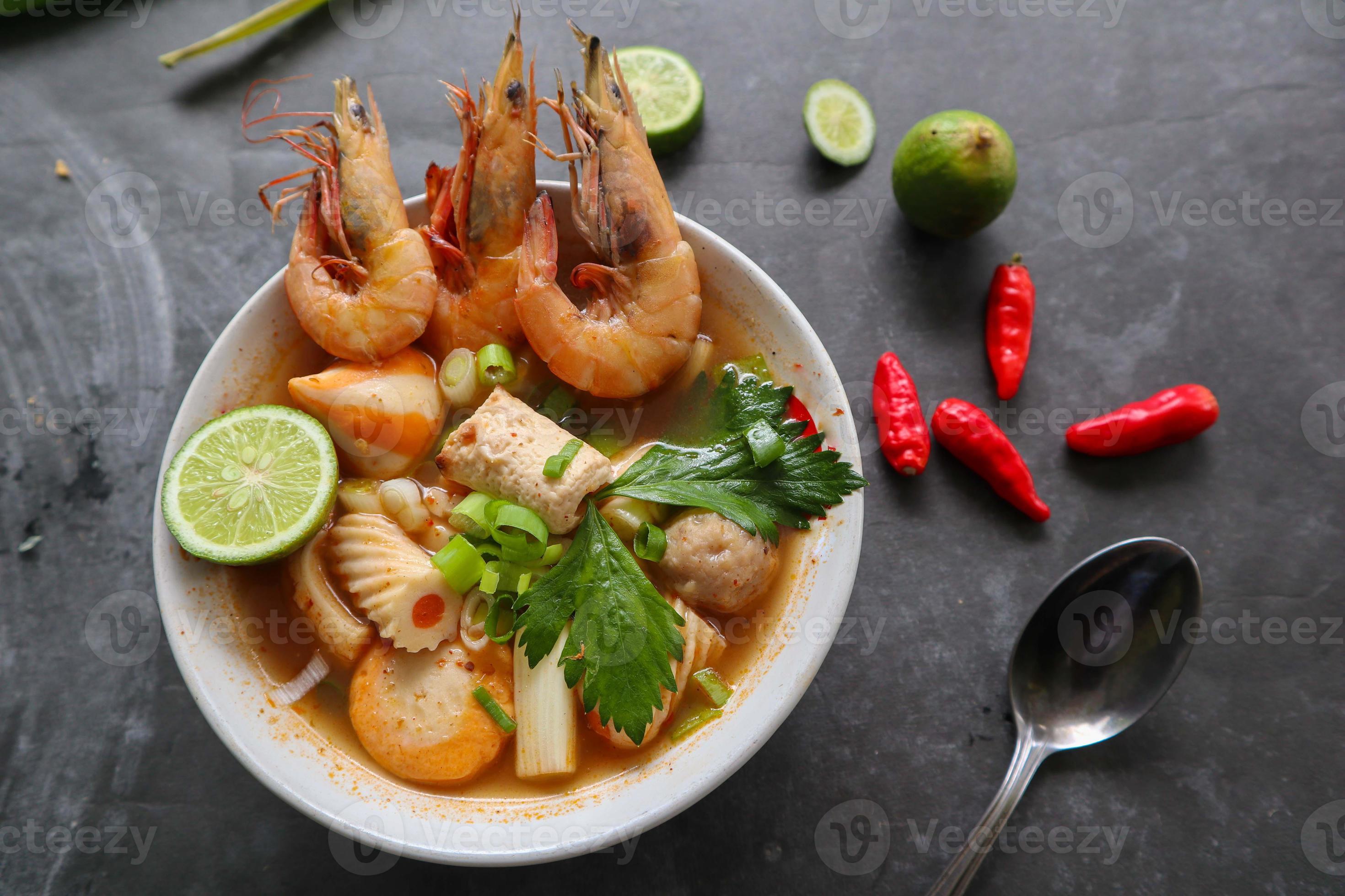 sopa tom yam originaria de tailandia. tom yum está hecho con camarones, chile, lima, pollo ...