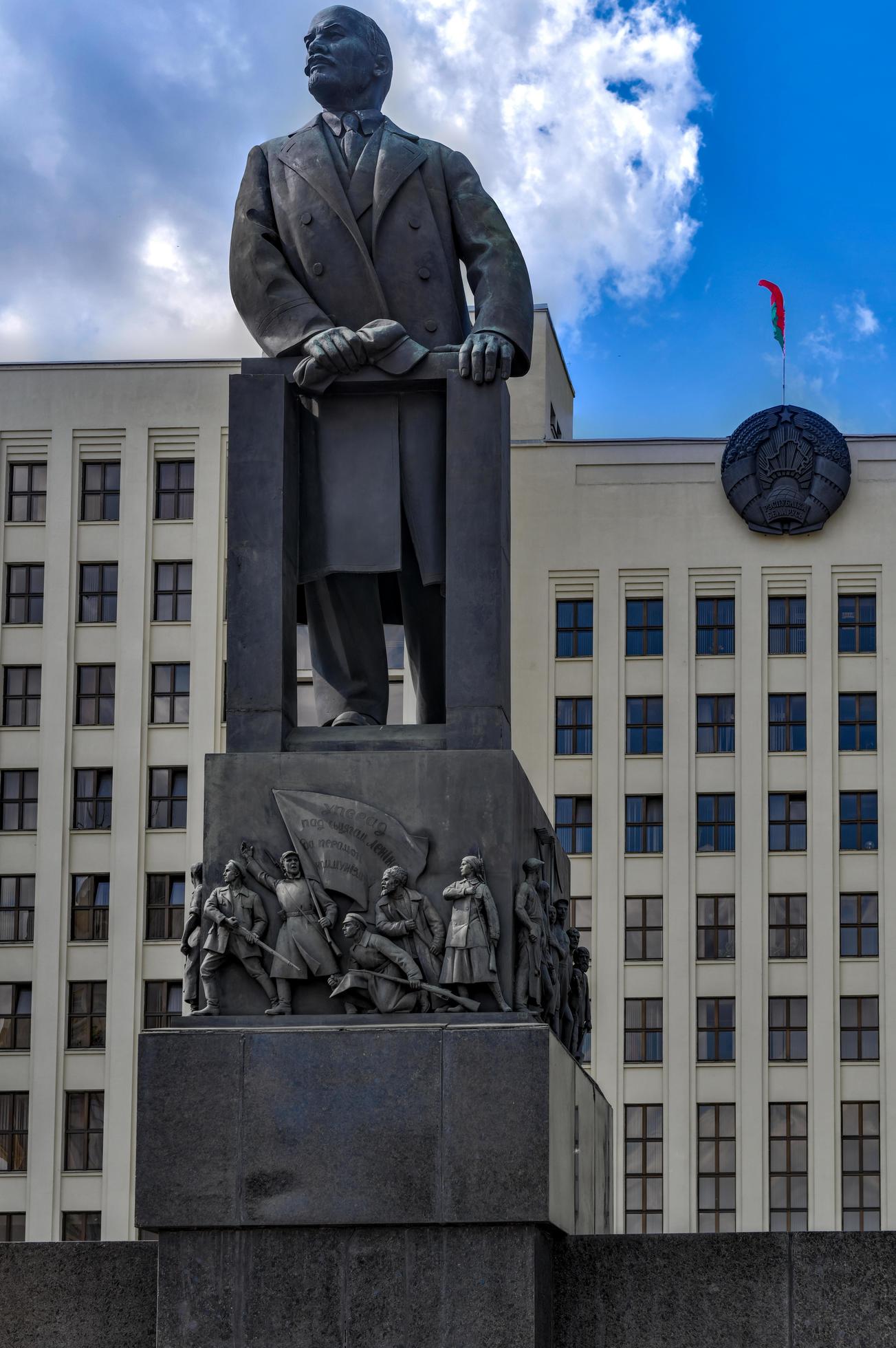 monumento a lenin frente al edificio del parlamento en la plaza de la independencia en minsk ...